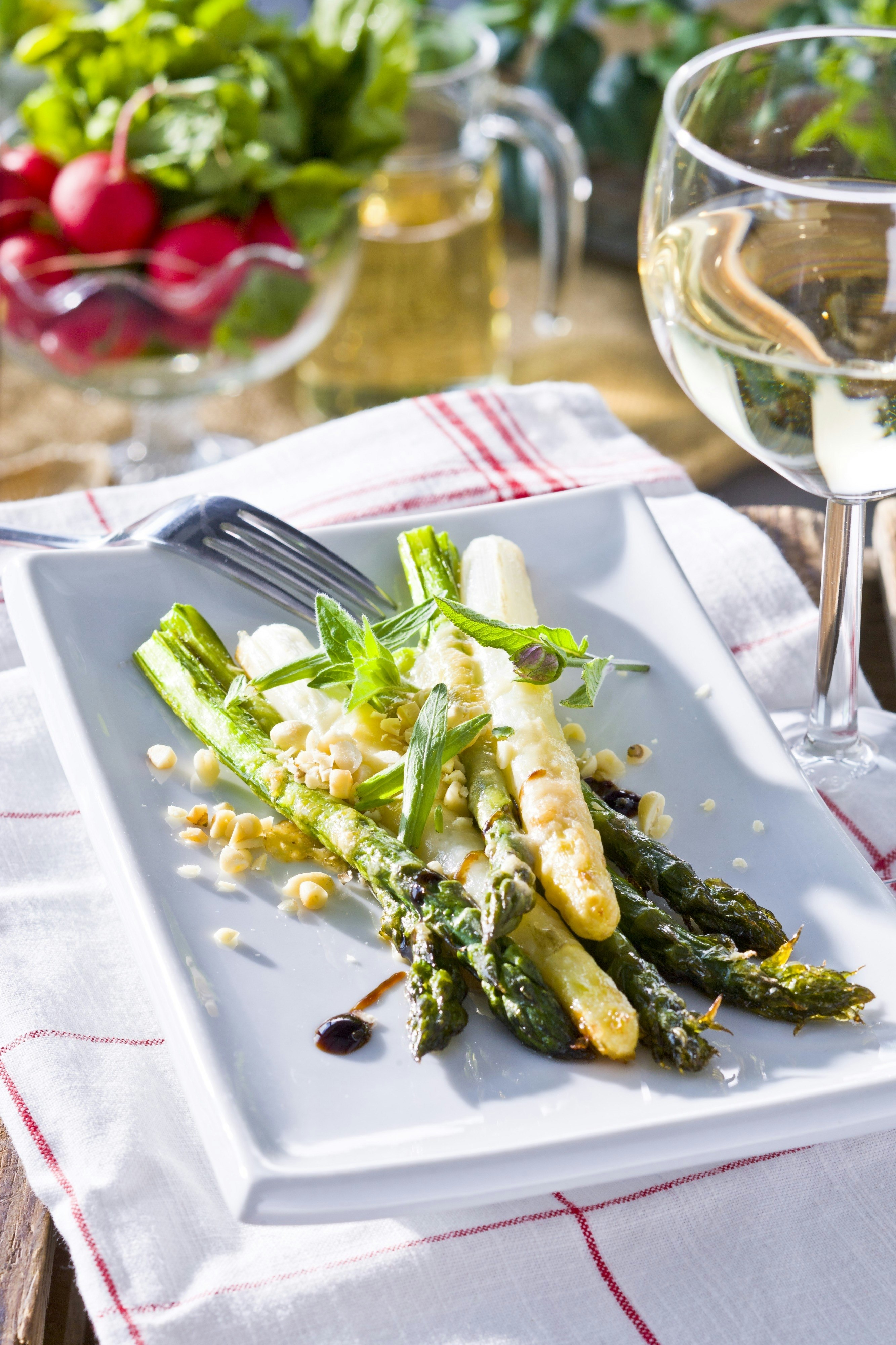 Parmesangratinerade sparris med balsamicosirap