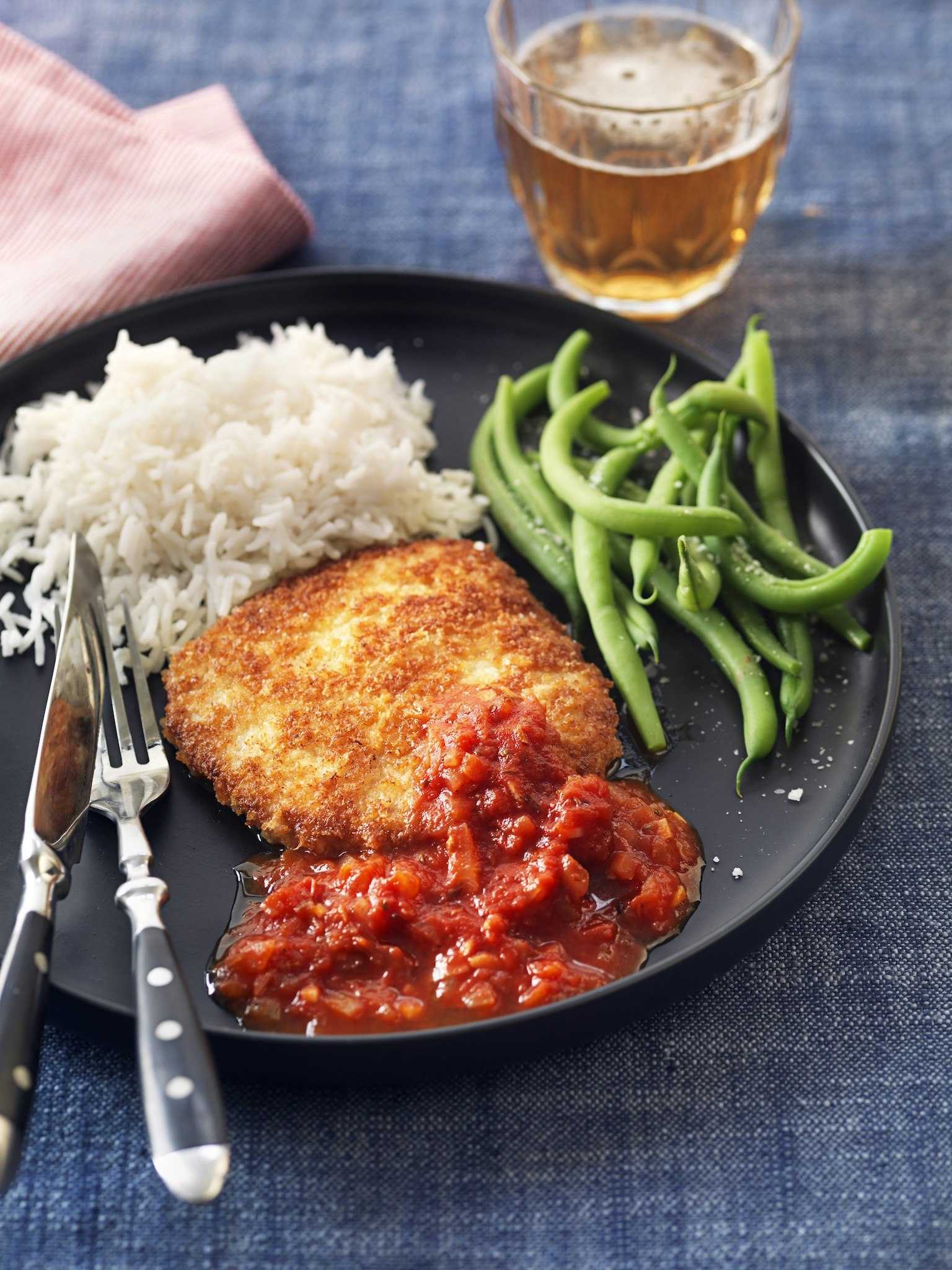 Parmesanpanerad schnitzel med tomatsås