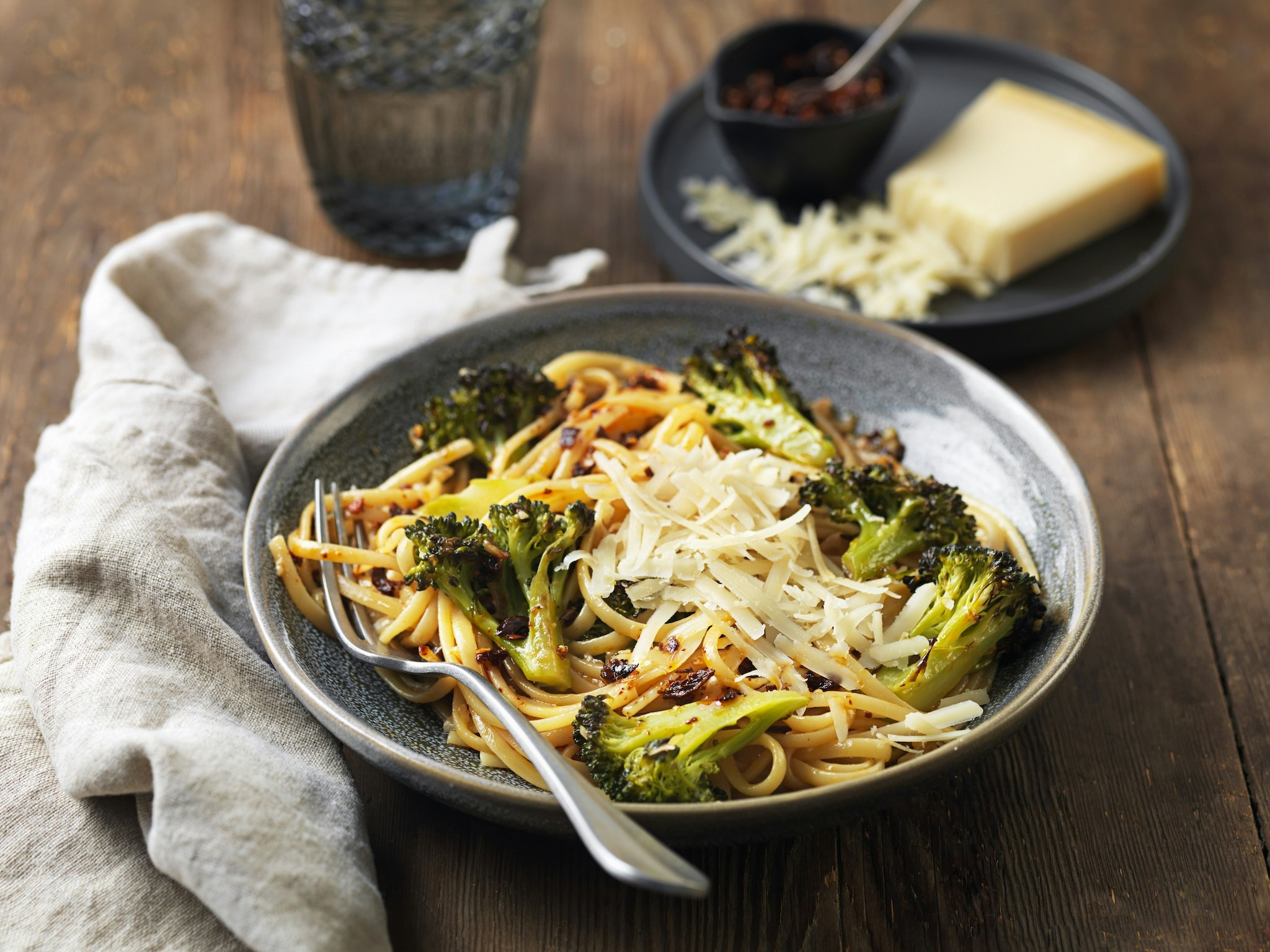 Pasta med crispy chili och broccoli