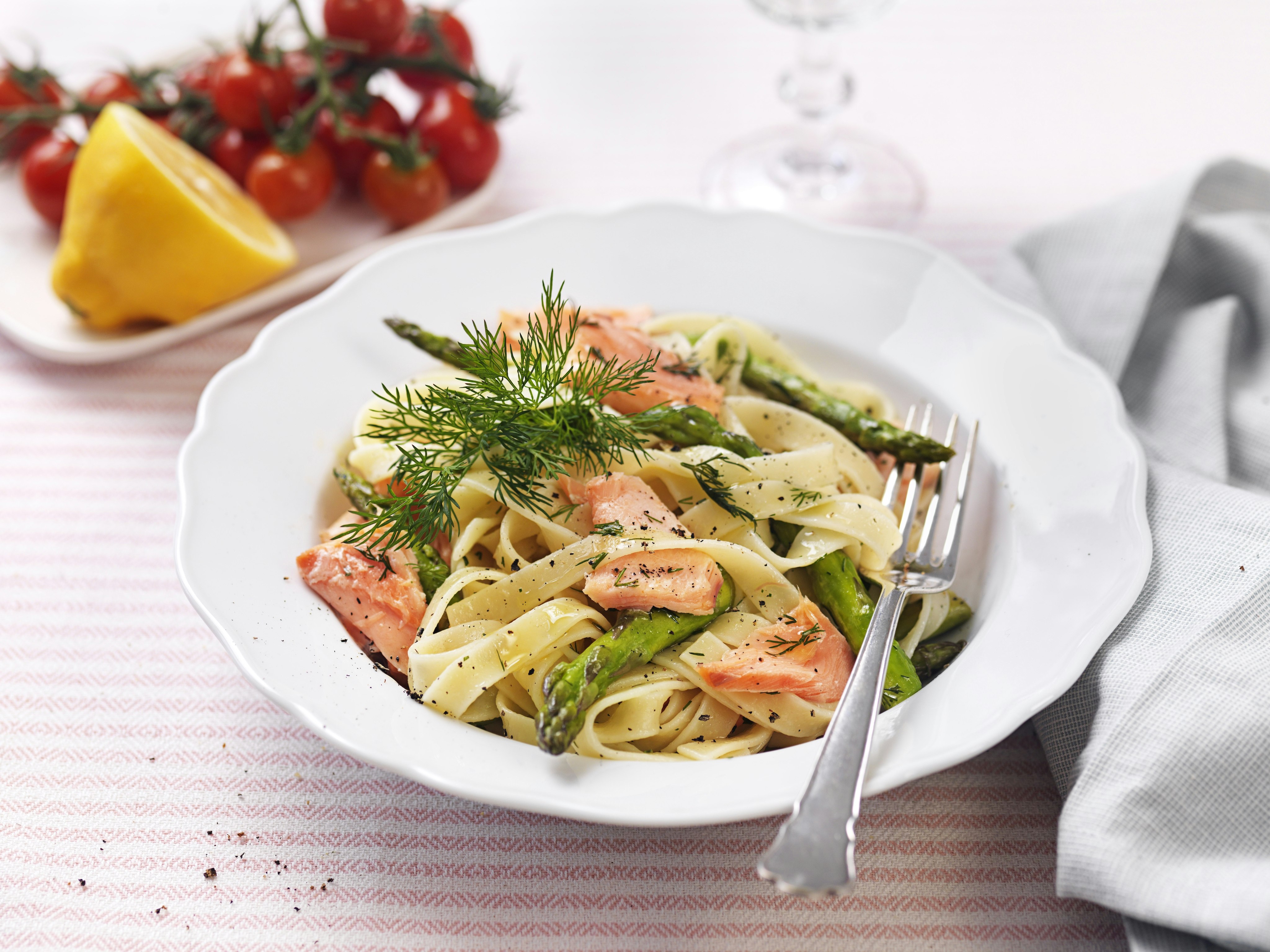 Pasta med sparris och varmrökt lax