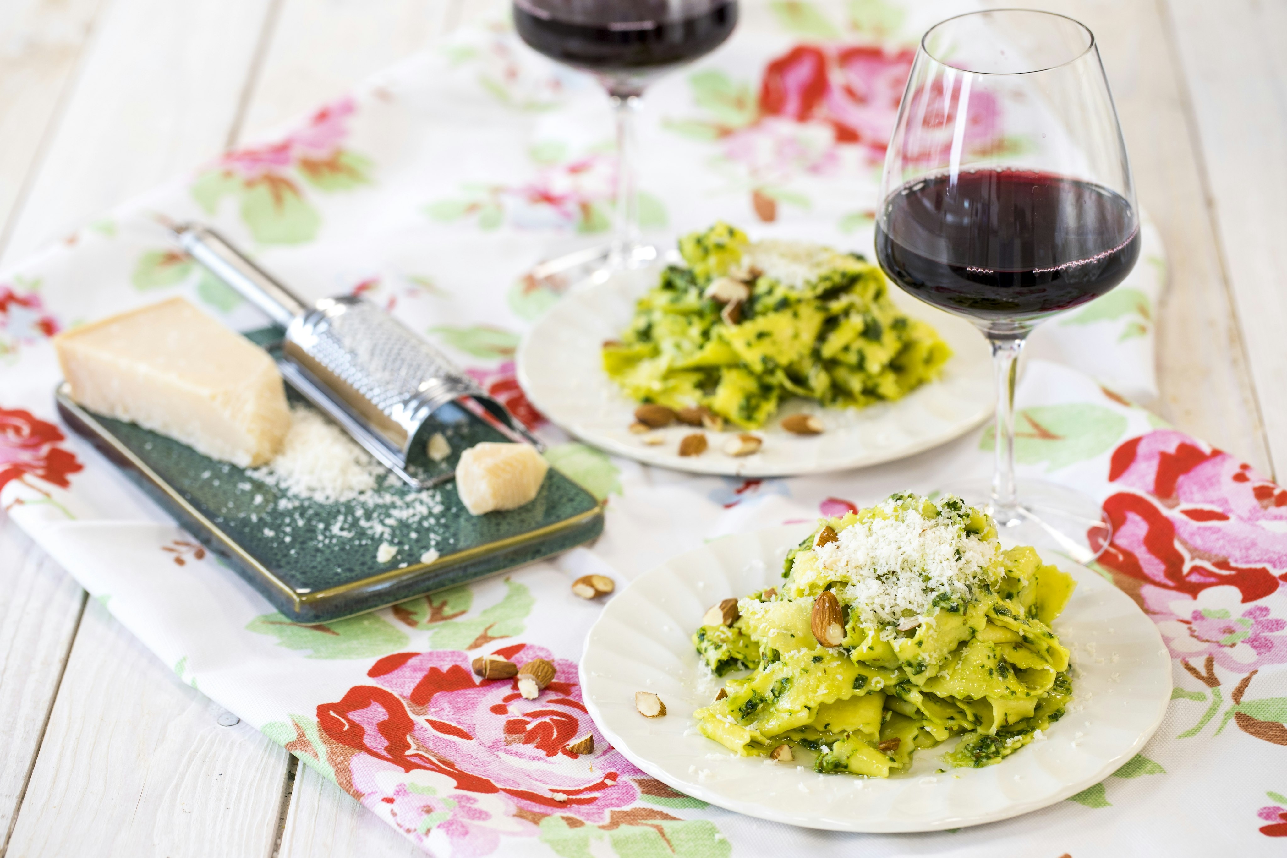Pasta med spenat- och mandelpesto