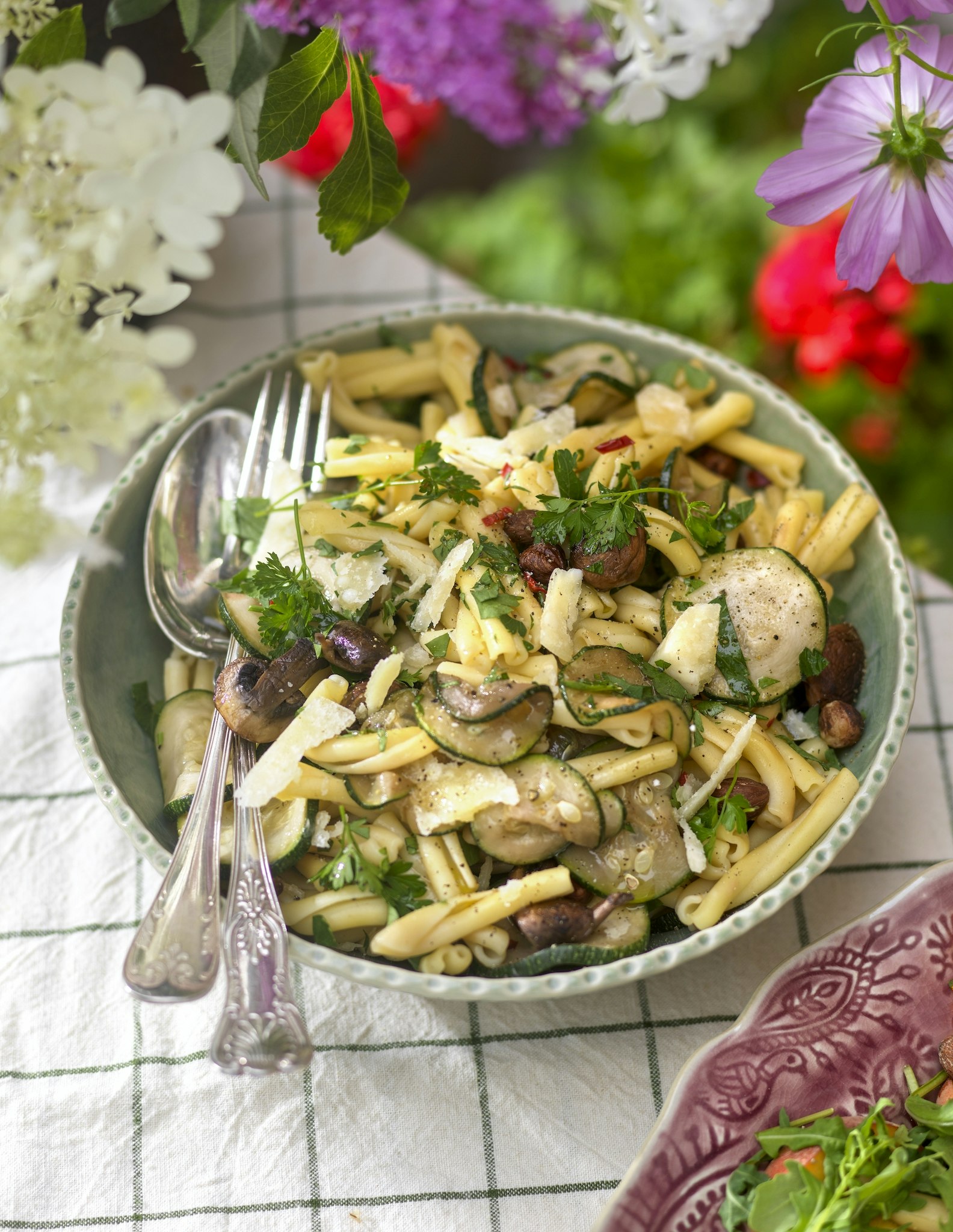 Pastasallad med champinjoner och zucchini