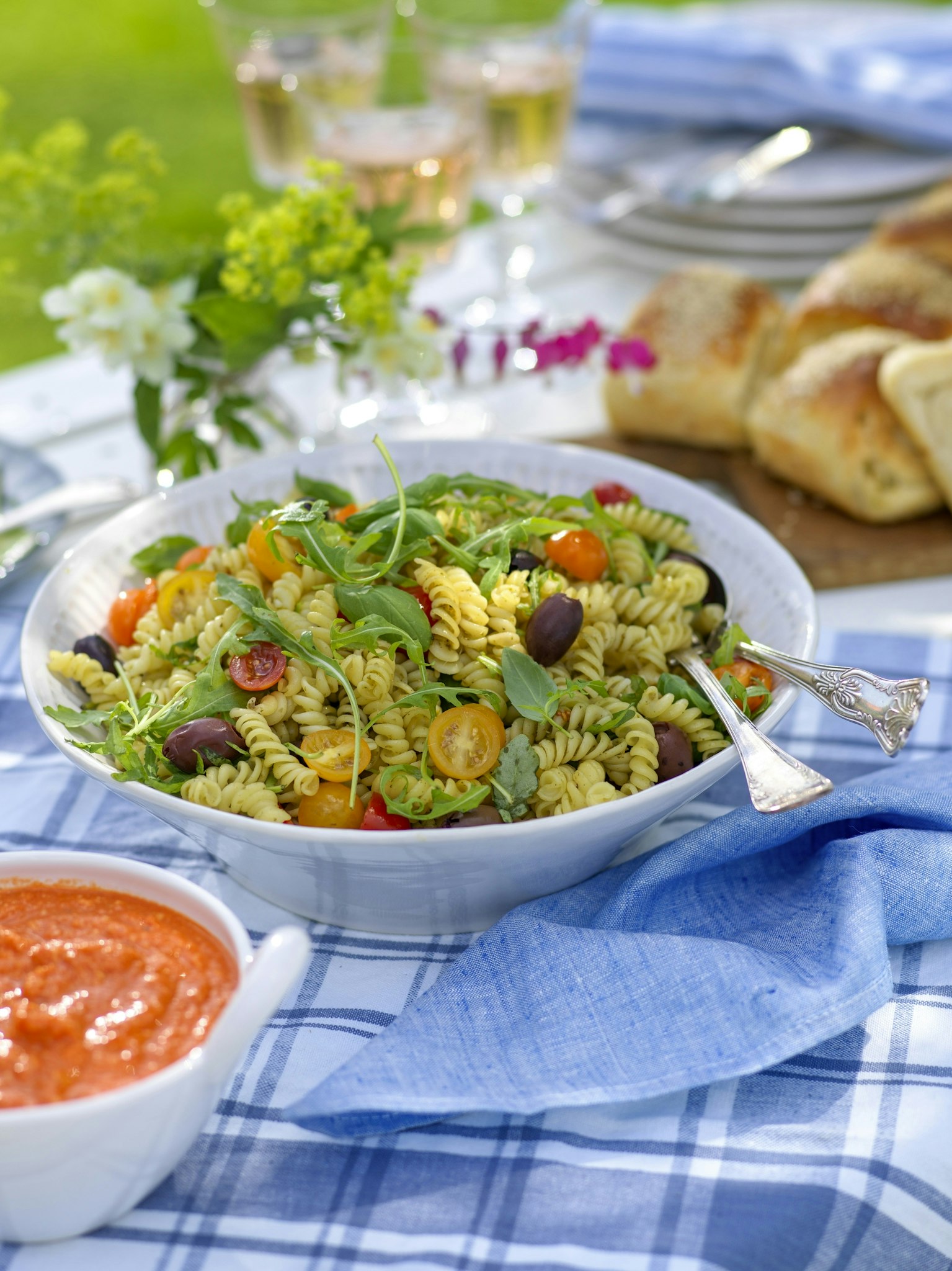 Pastasallad med pesto, tomater och oliver