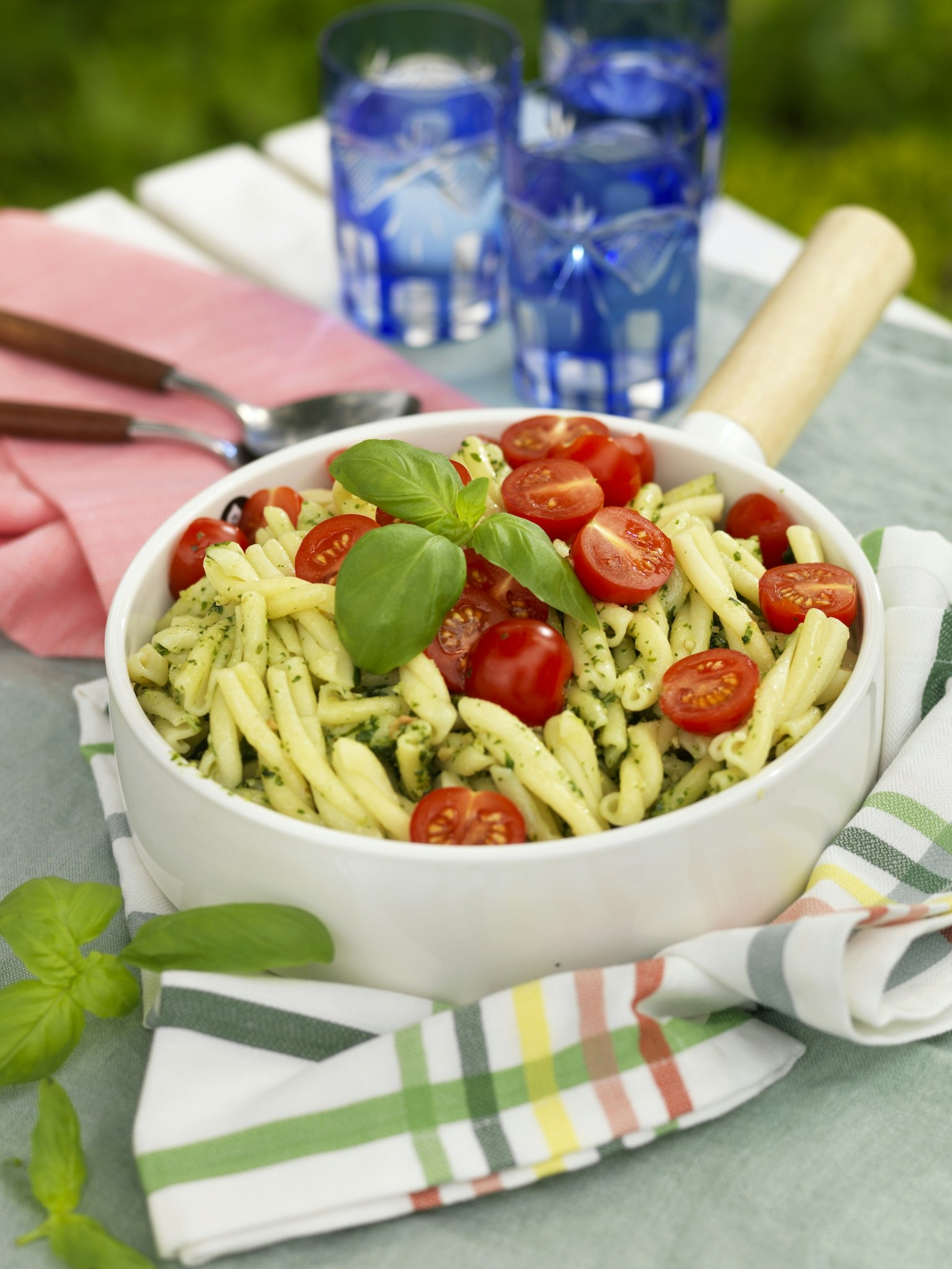 Pastasallad med tomat, spenat och örtdressing