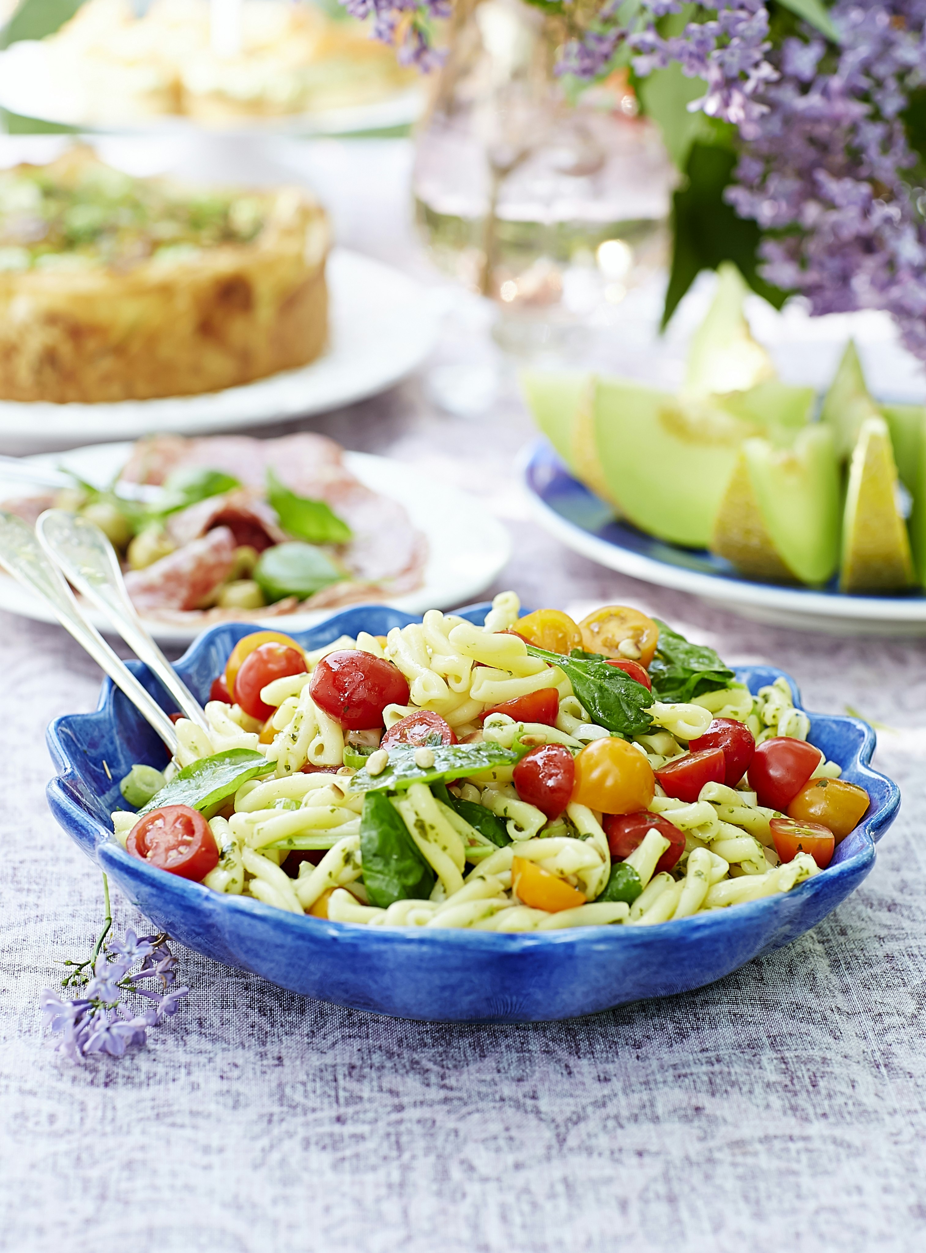 Pastasallad med tomat, spenat och örtdressing