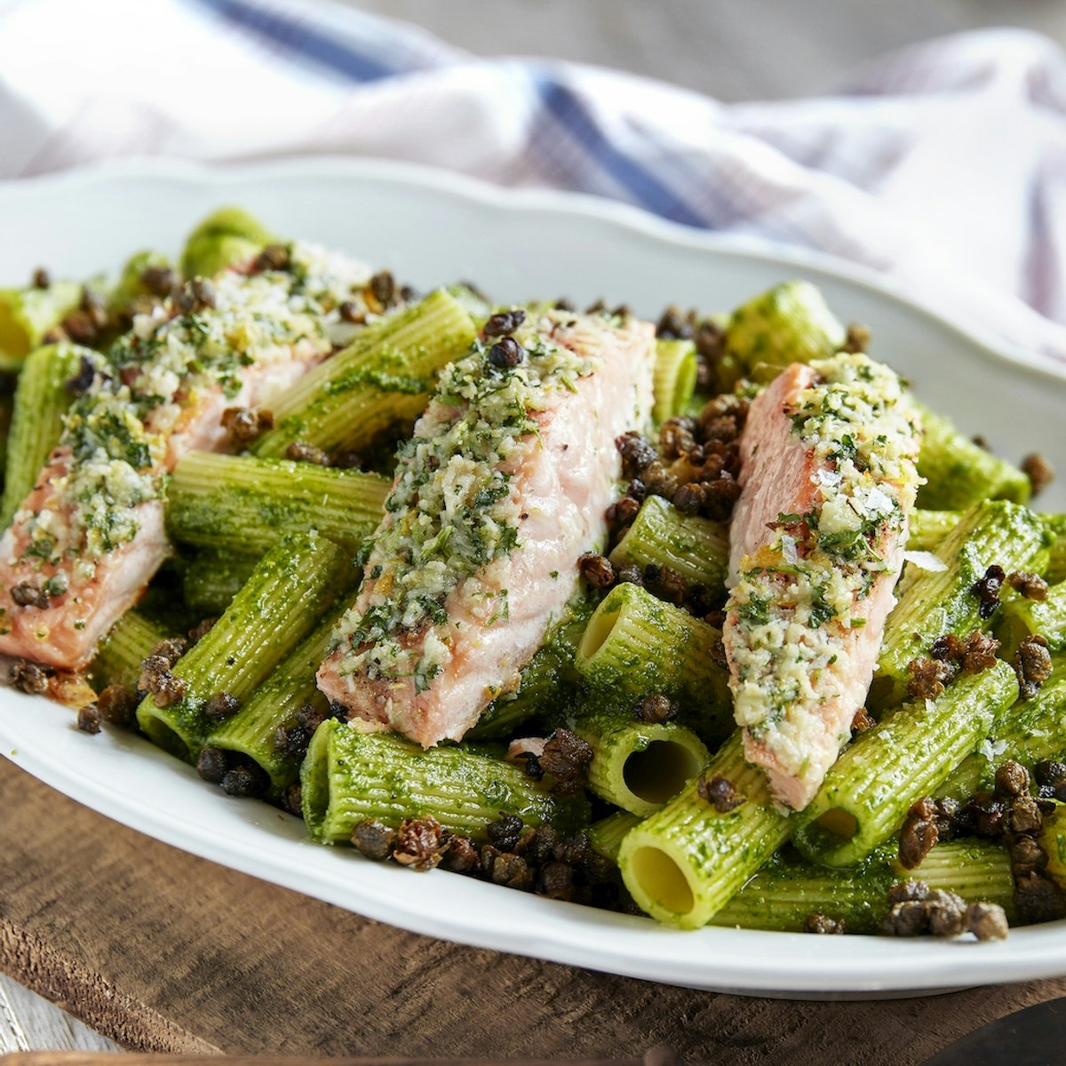 Pastasallad med ugnsbakad lax och friterad kapris Pastasallad med ugnsbakad lax och friterad kapris
