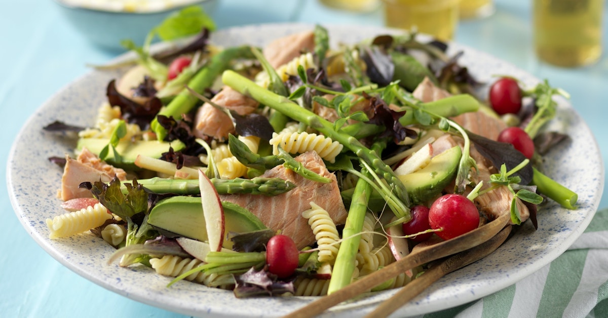 Pastasallad med avokado och varmrökt lax Pastasallad med avokado och varmrökt lax