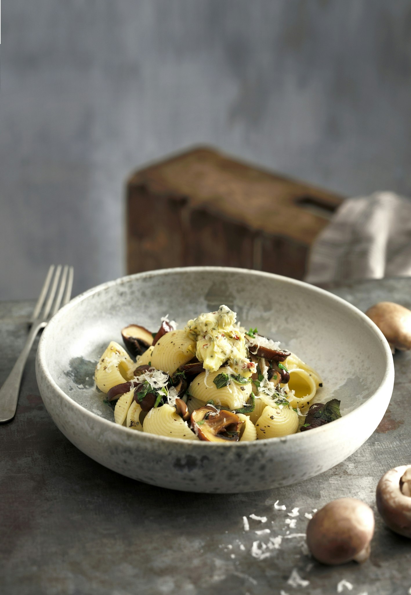 Pastasnäckor med champinjoner och vitlökssmör