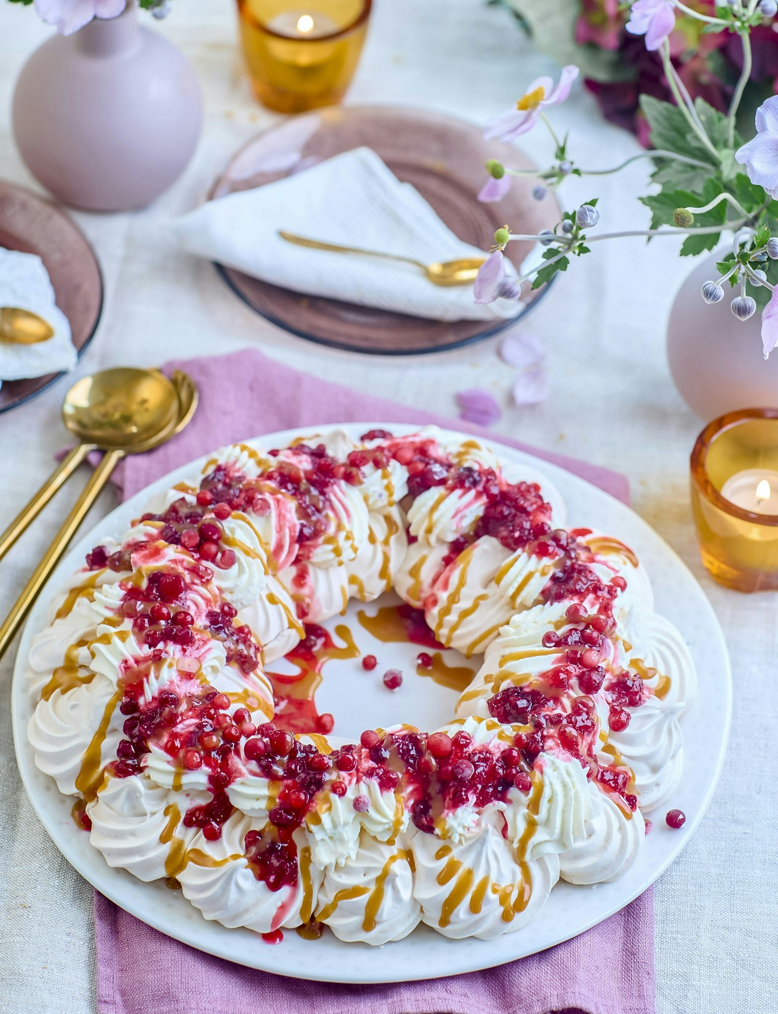 Pavlova med lingon och kolasås