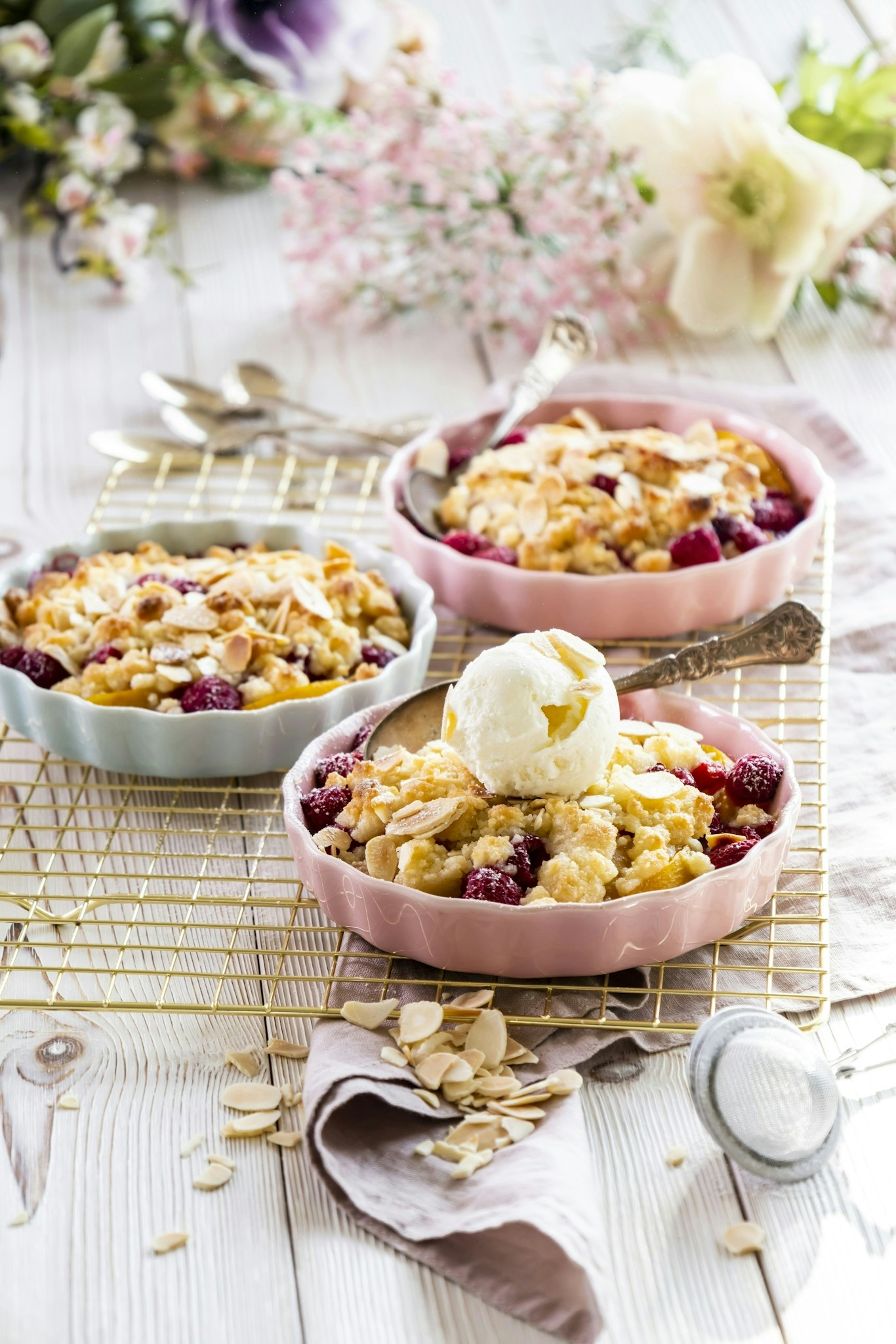 Peach Melba-smulpaj med mandelmassa