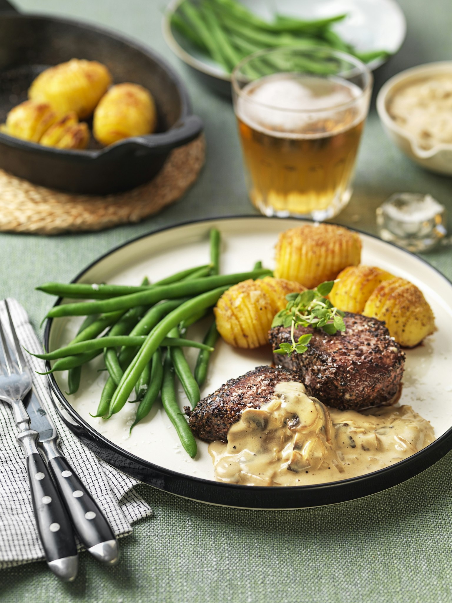 Pepparbiff med hasselbackspotatis och svampsås