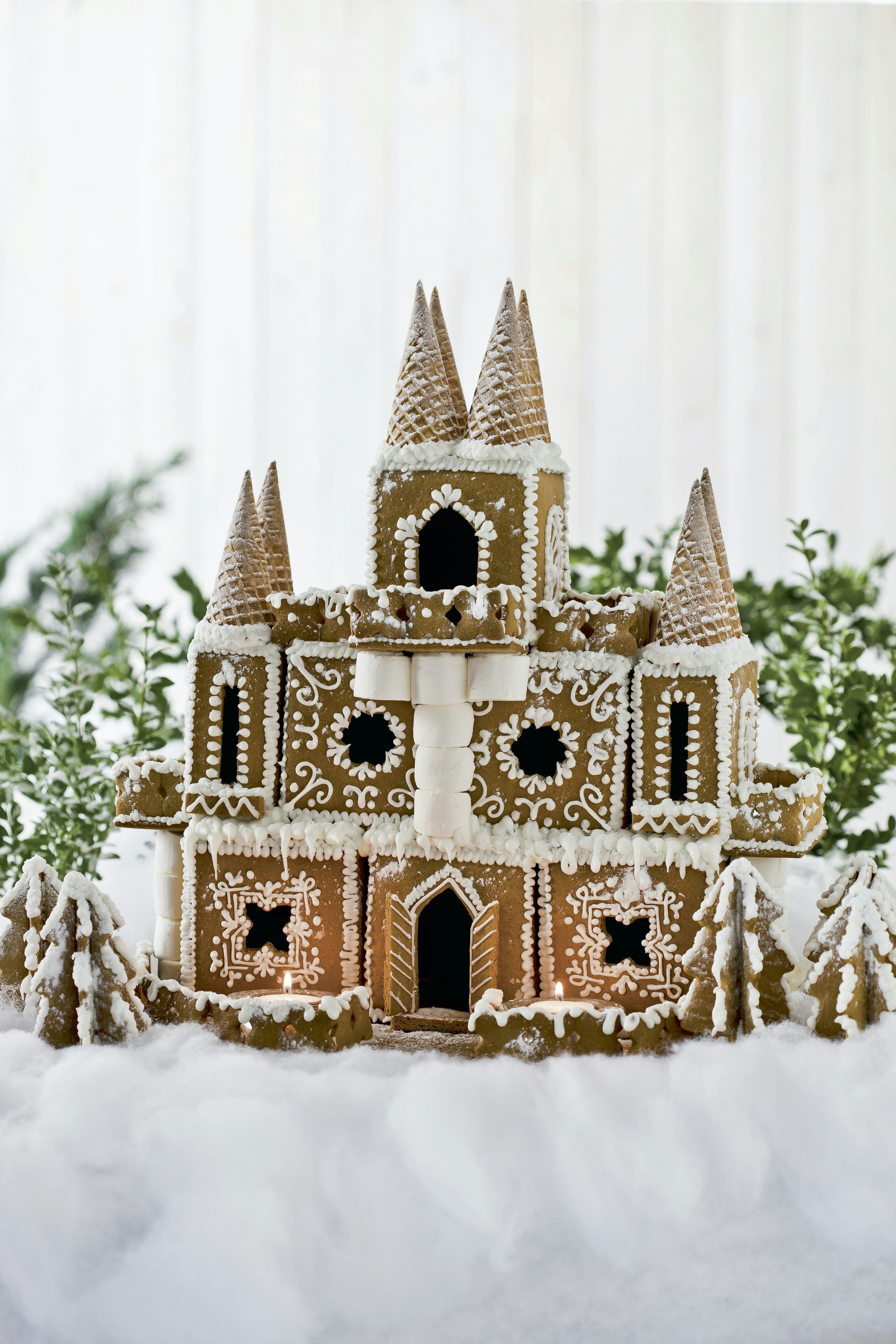 Pepparkaksslott med tinnar och torn