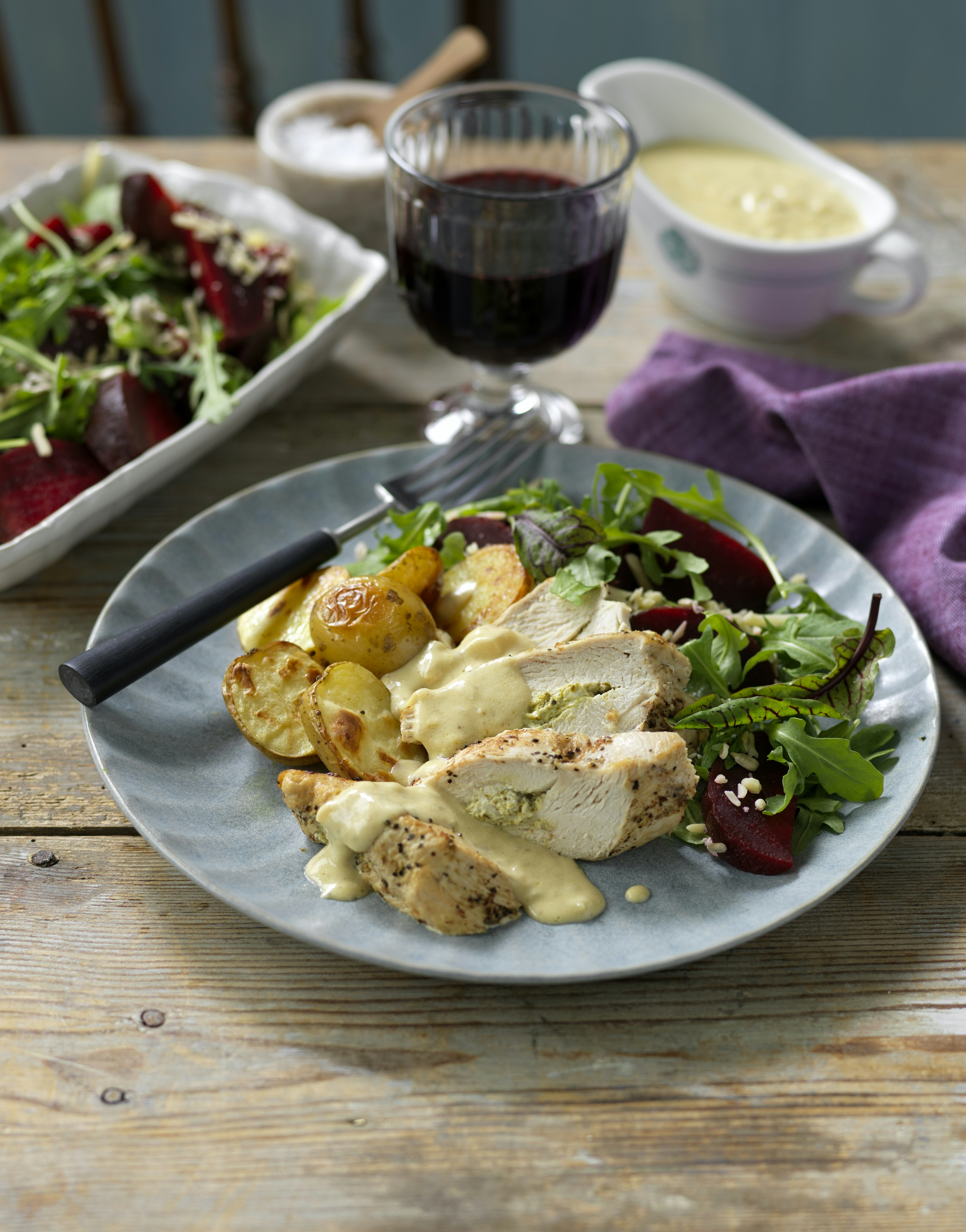 Långbakad hel kyckling i ugn med gräddsås