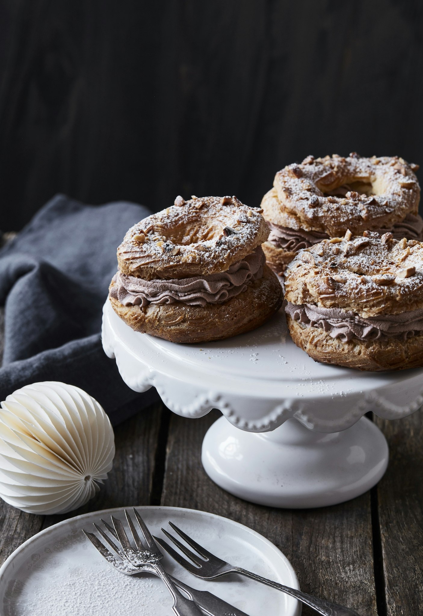 Petits choux-kransar med nutellaskum