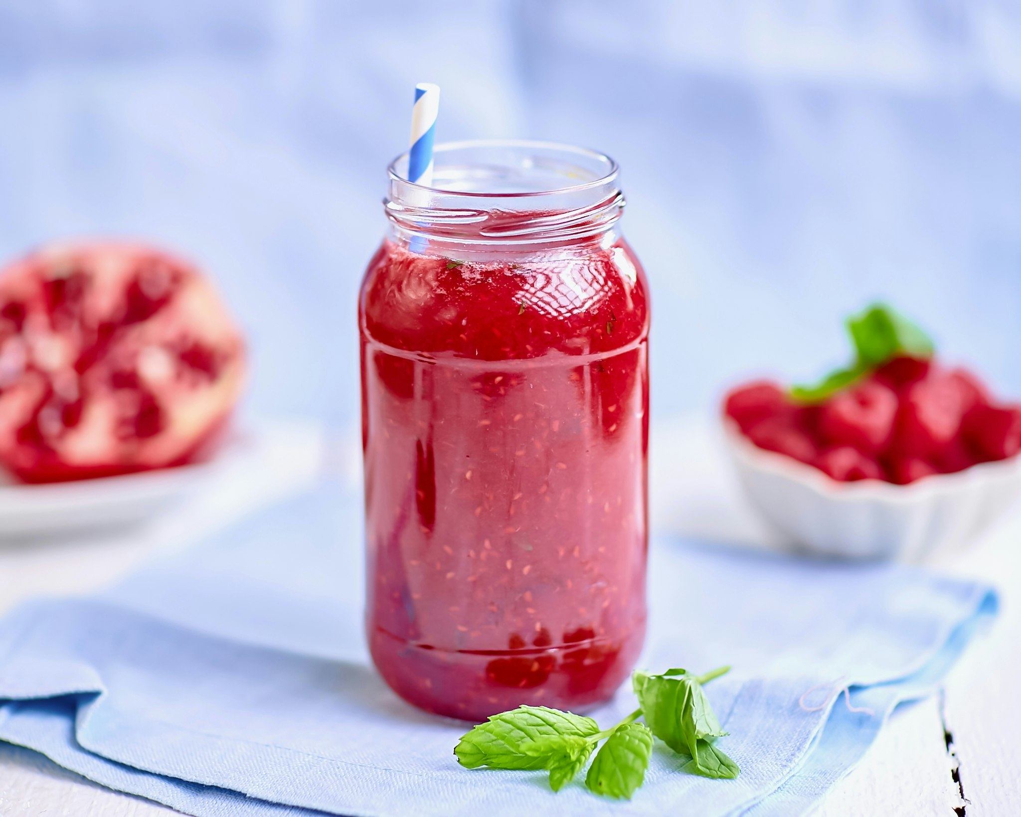 Granatäppeljuice med hallon och mynta