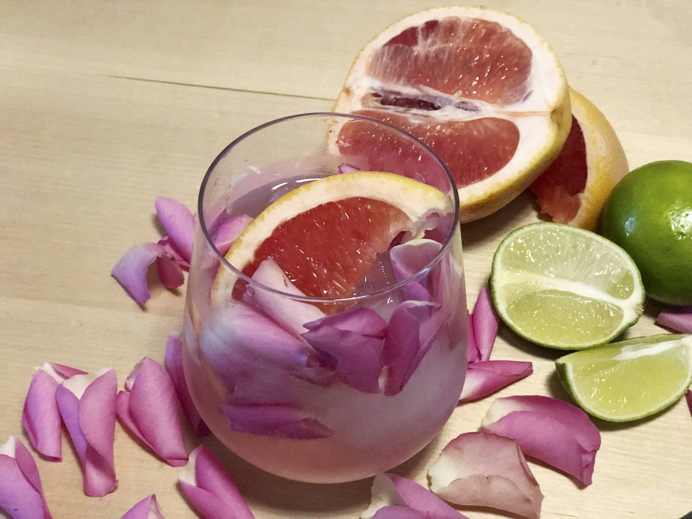 Pink paloma med rosenblad