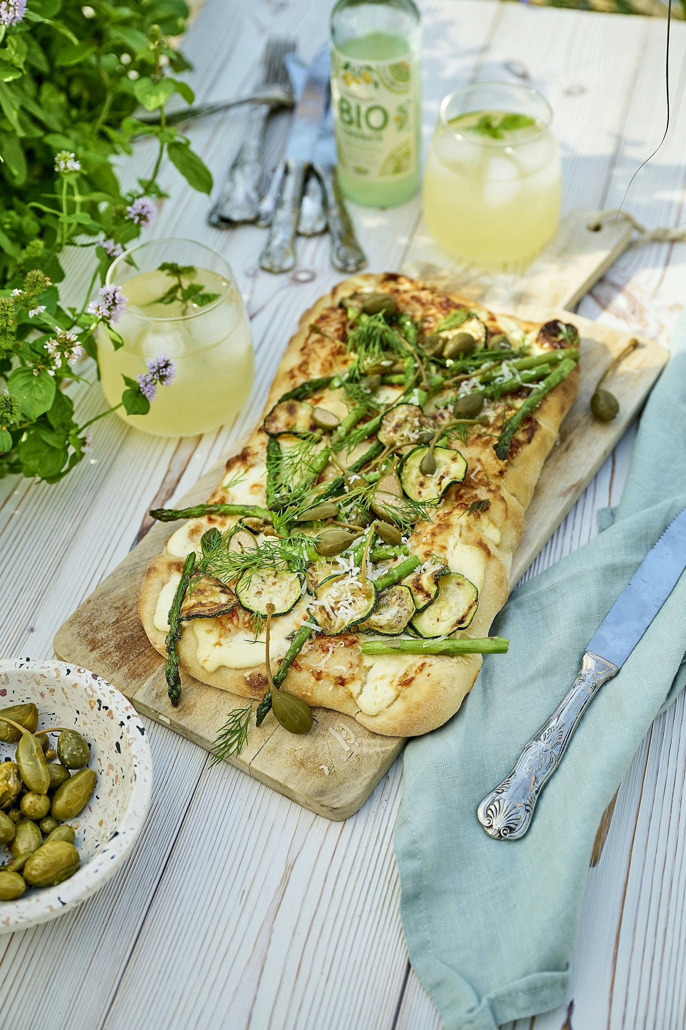 Pinsa bianco med squash, sparris och parmesan