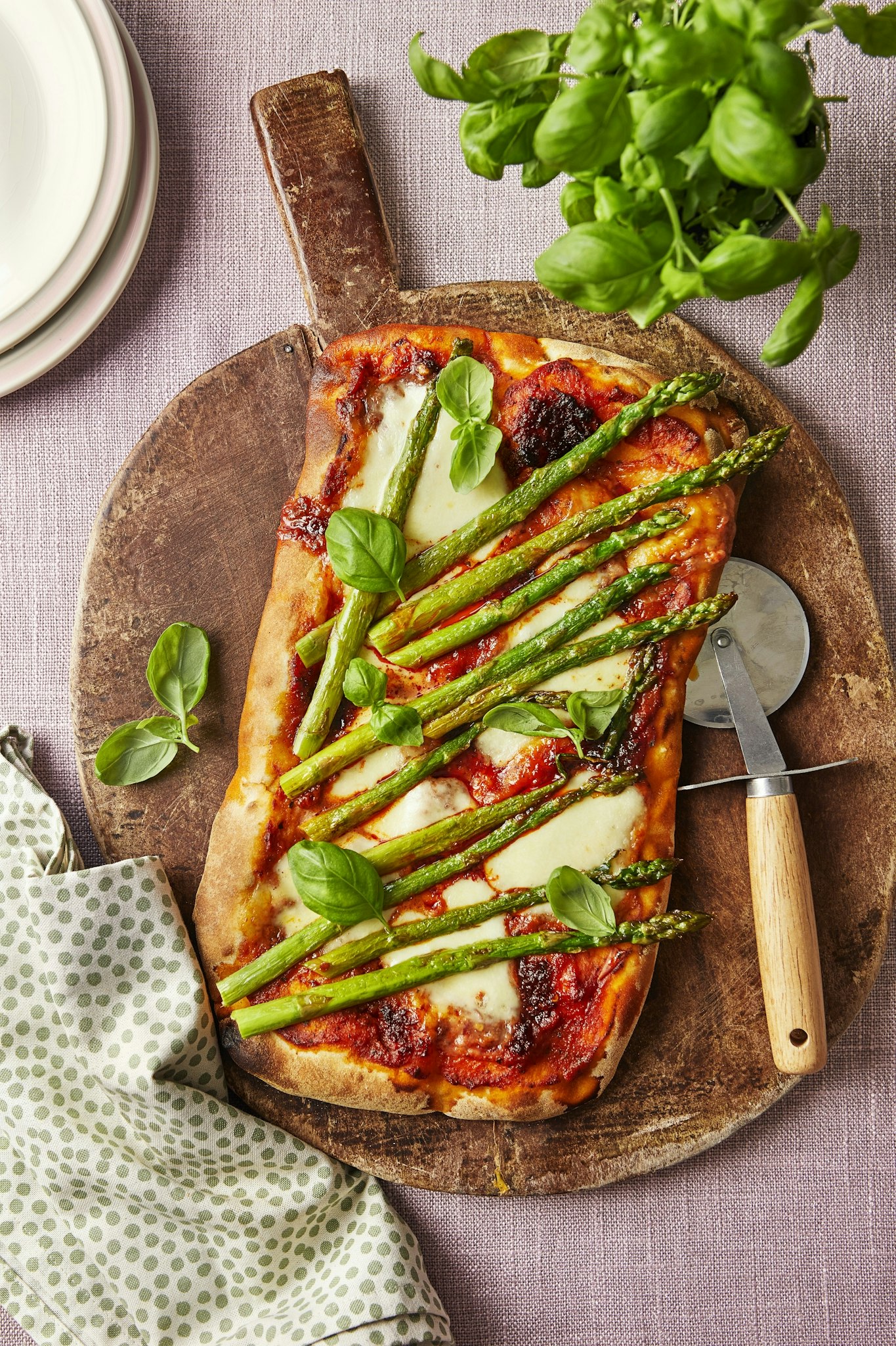 Pinsa med sparris och ’nduja