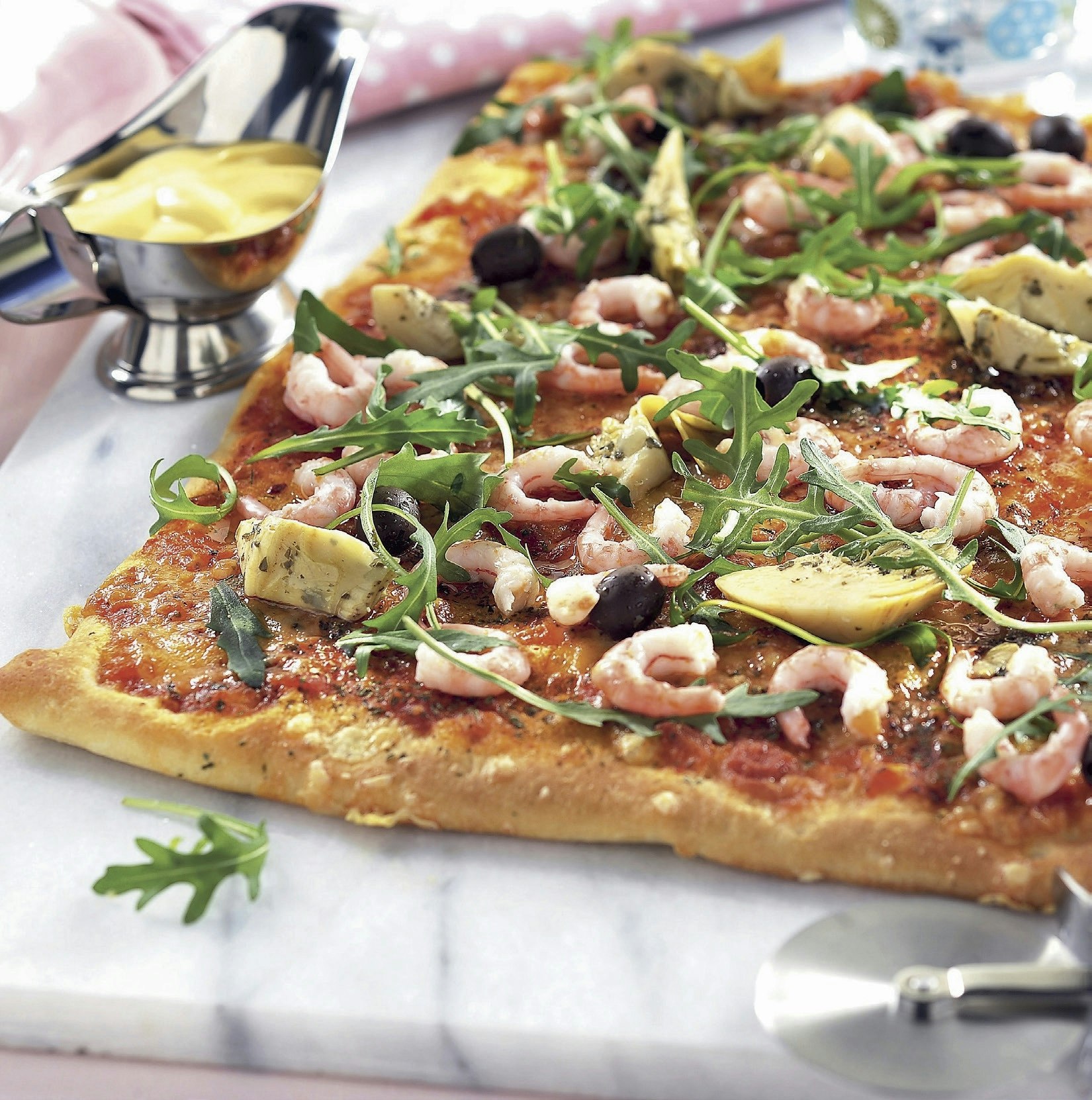 Pizza med räkor och hollandaisesås