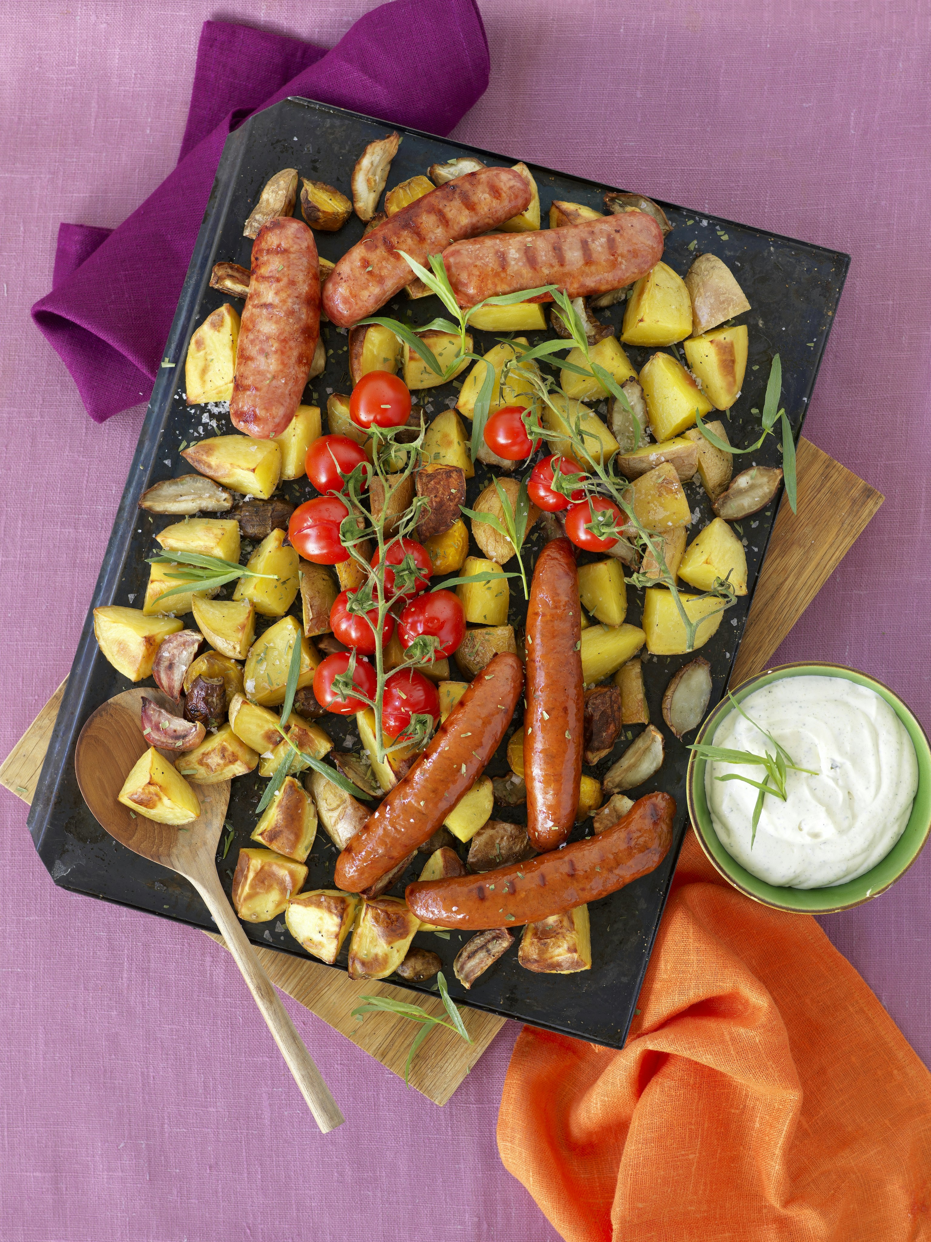 Plåtmiddag med korv och potatis