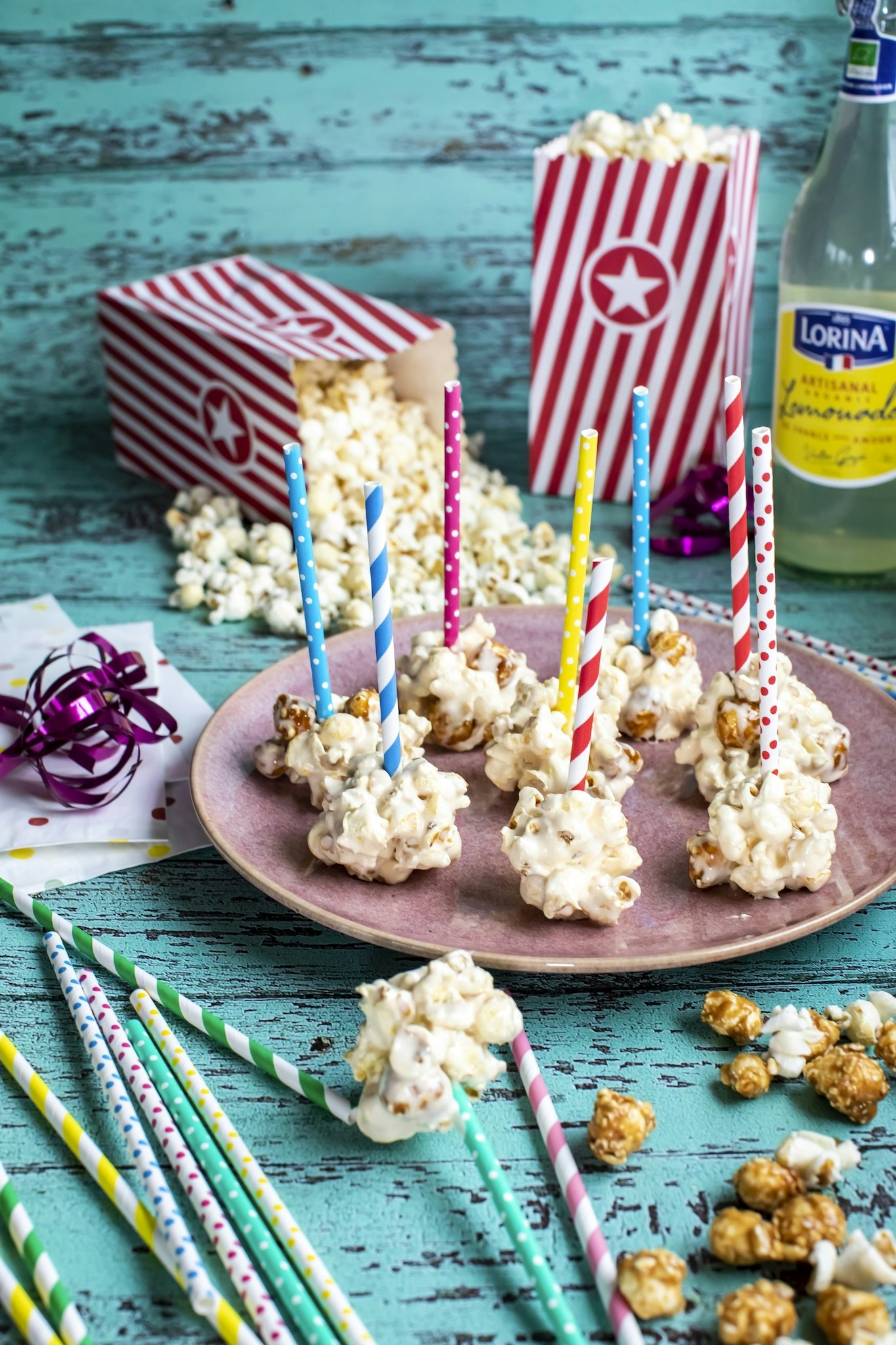 Popcornklubbor med marshmallows och kolasås