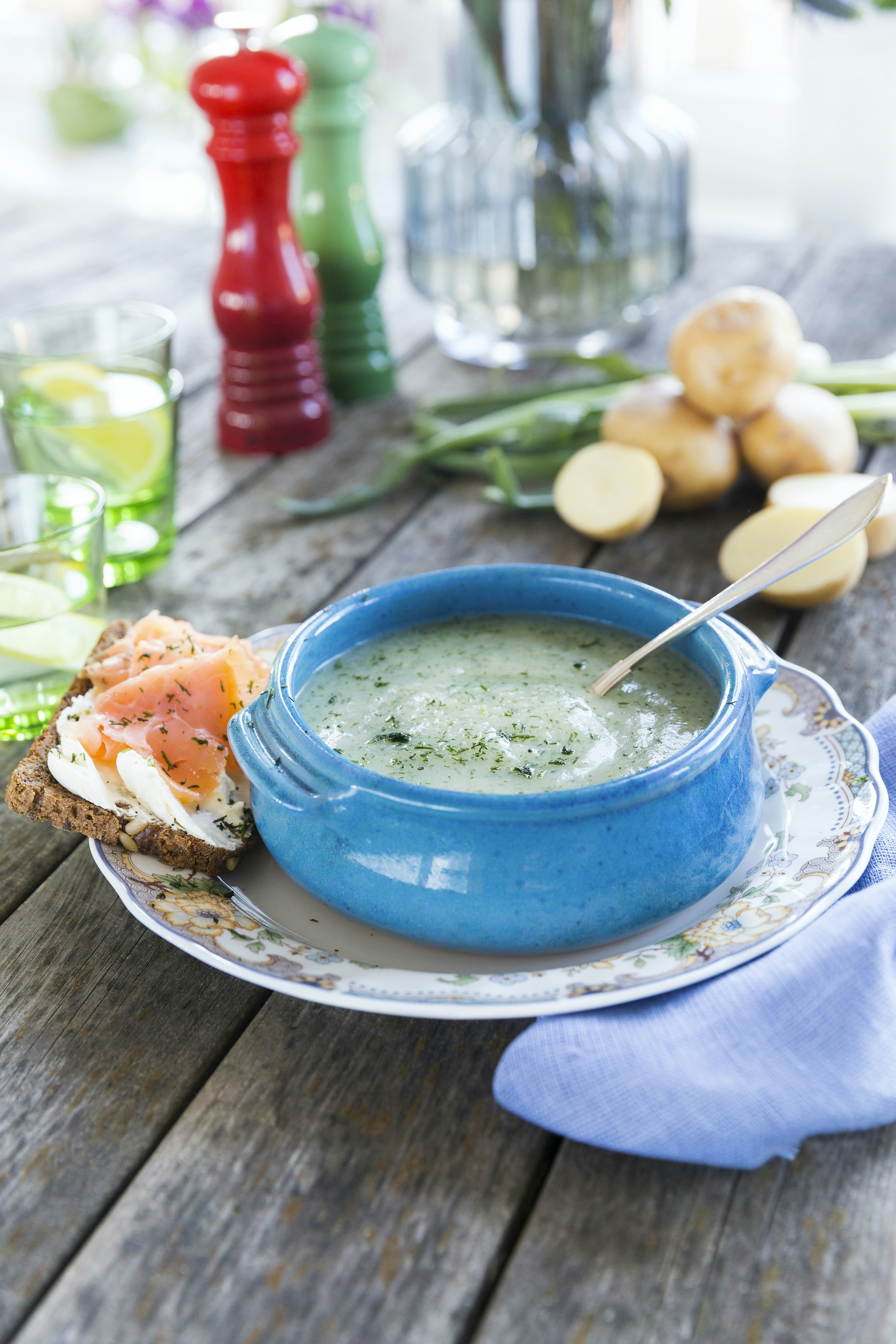 Lax i ugn med potatis, purjo och ärtdipp