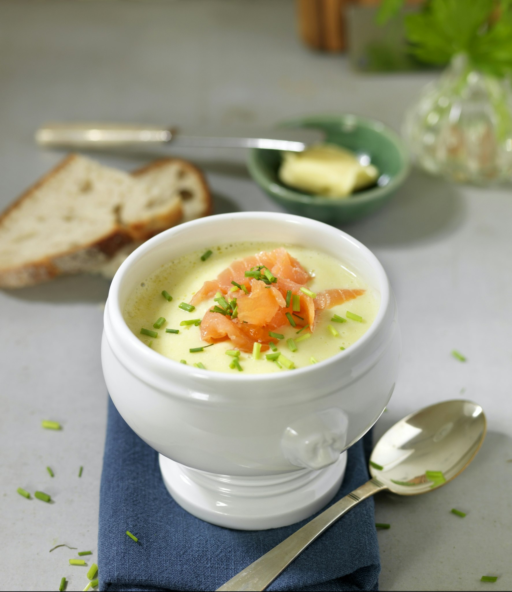 Potatis- och purjolökssoppa med kallrökt lax