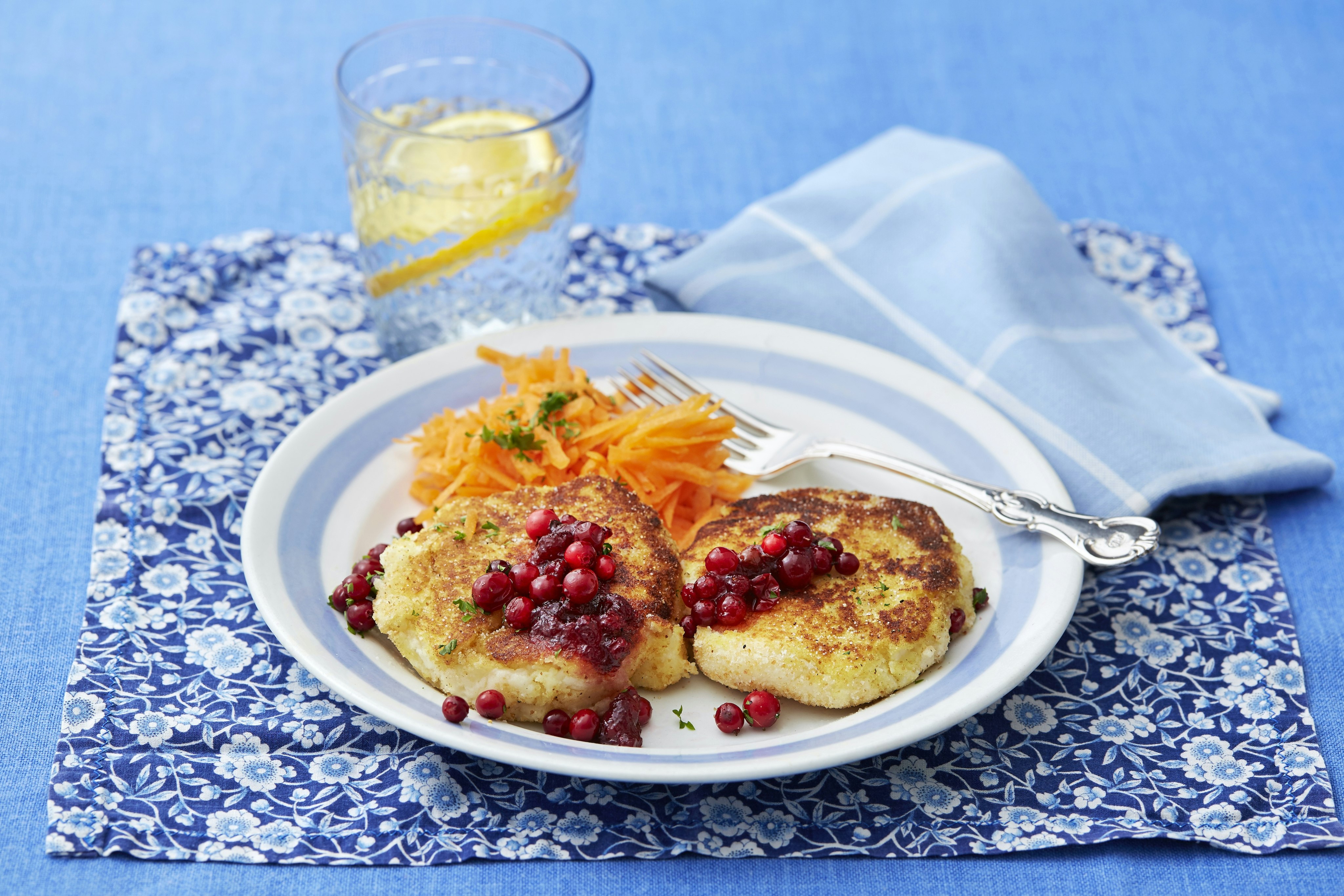 Potatisbullar med halloumi och lingon