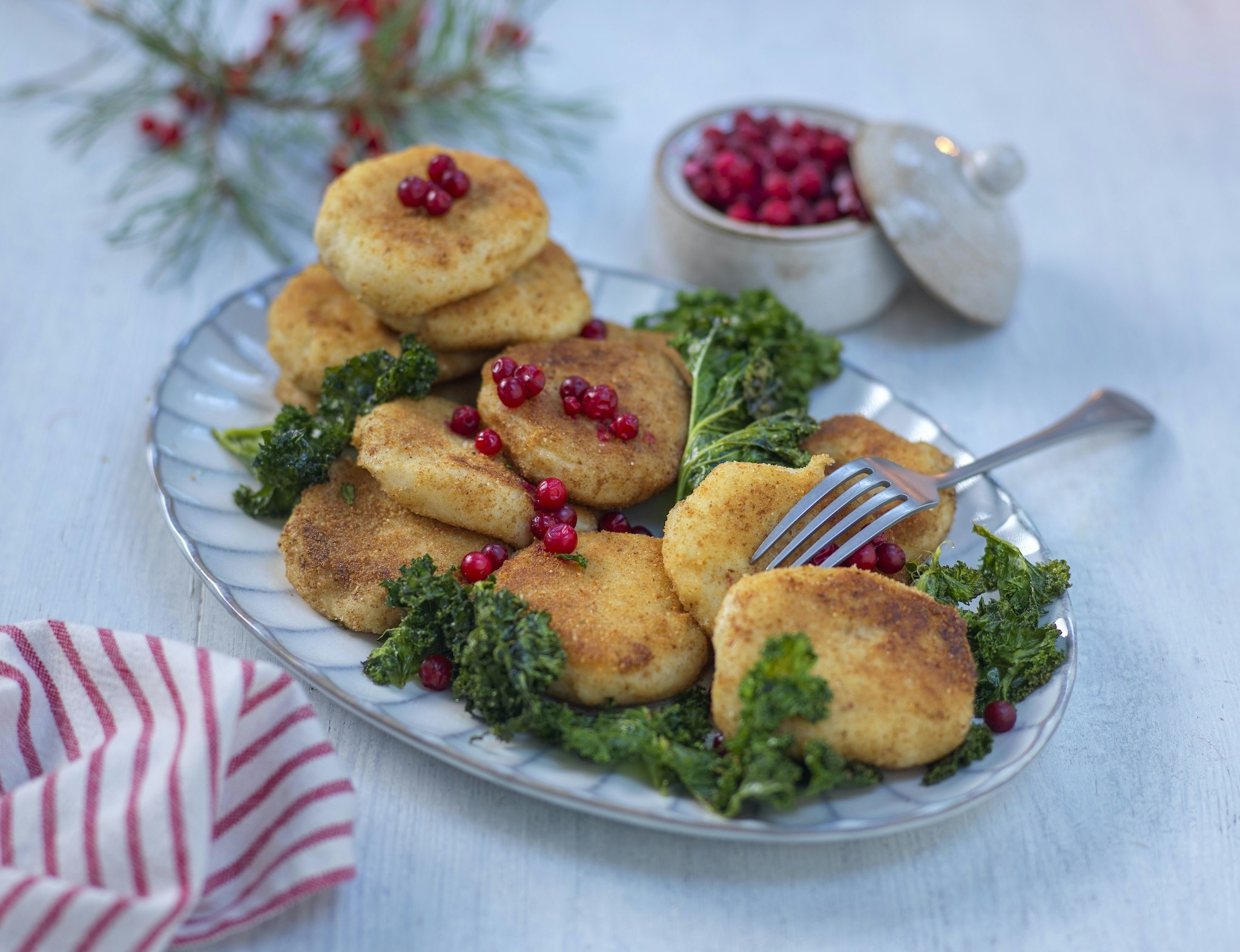 Potatisbullar med lingon och frasig grönkål