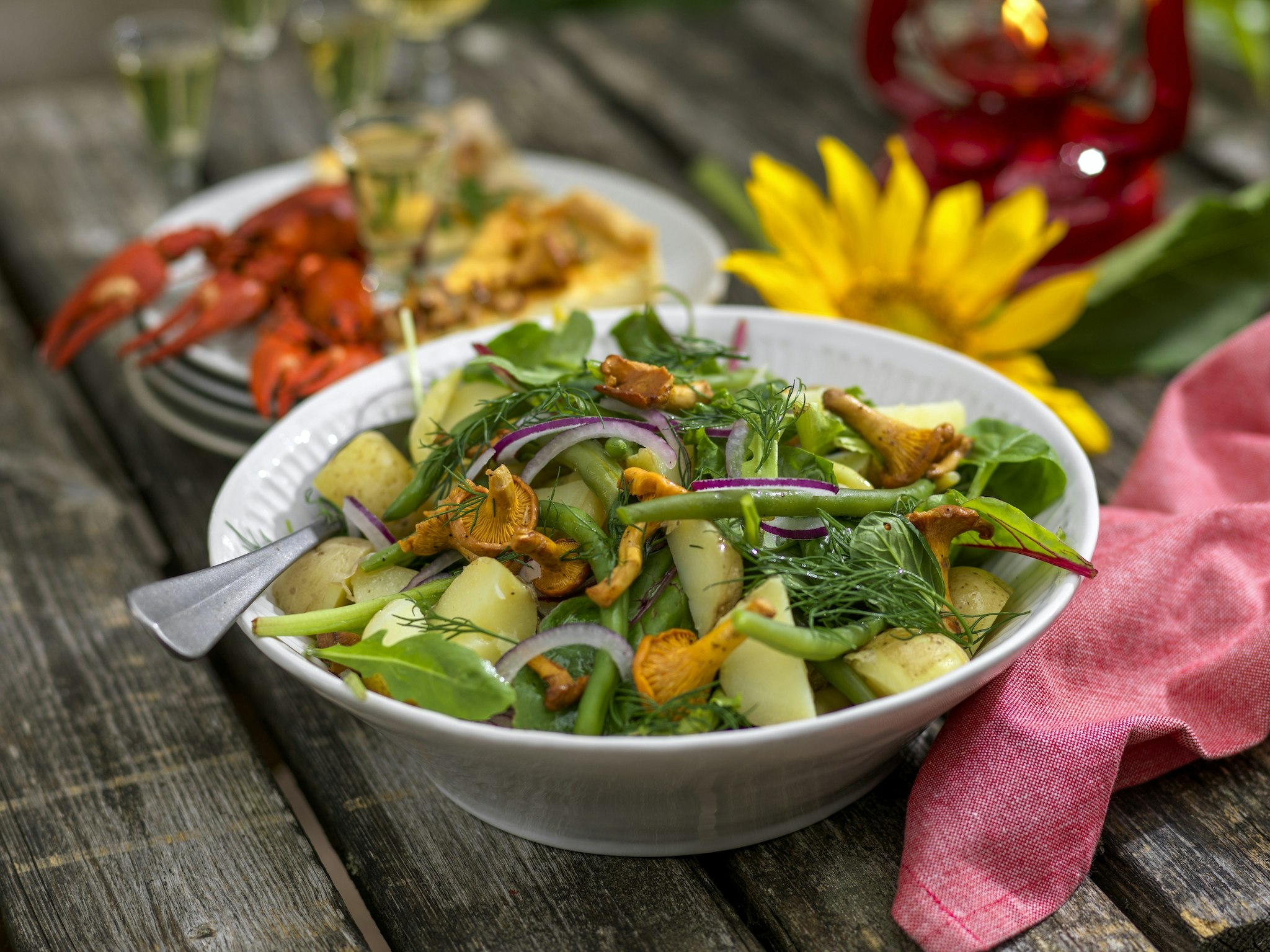 Potatissallad med bönor och kantareller