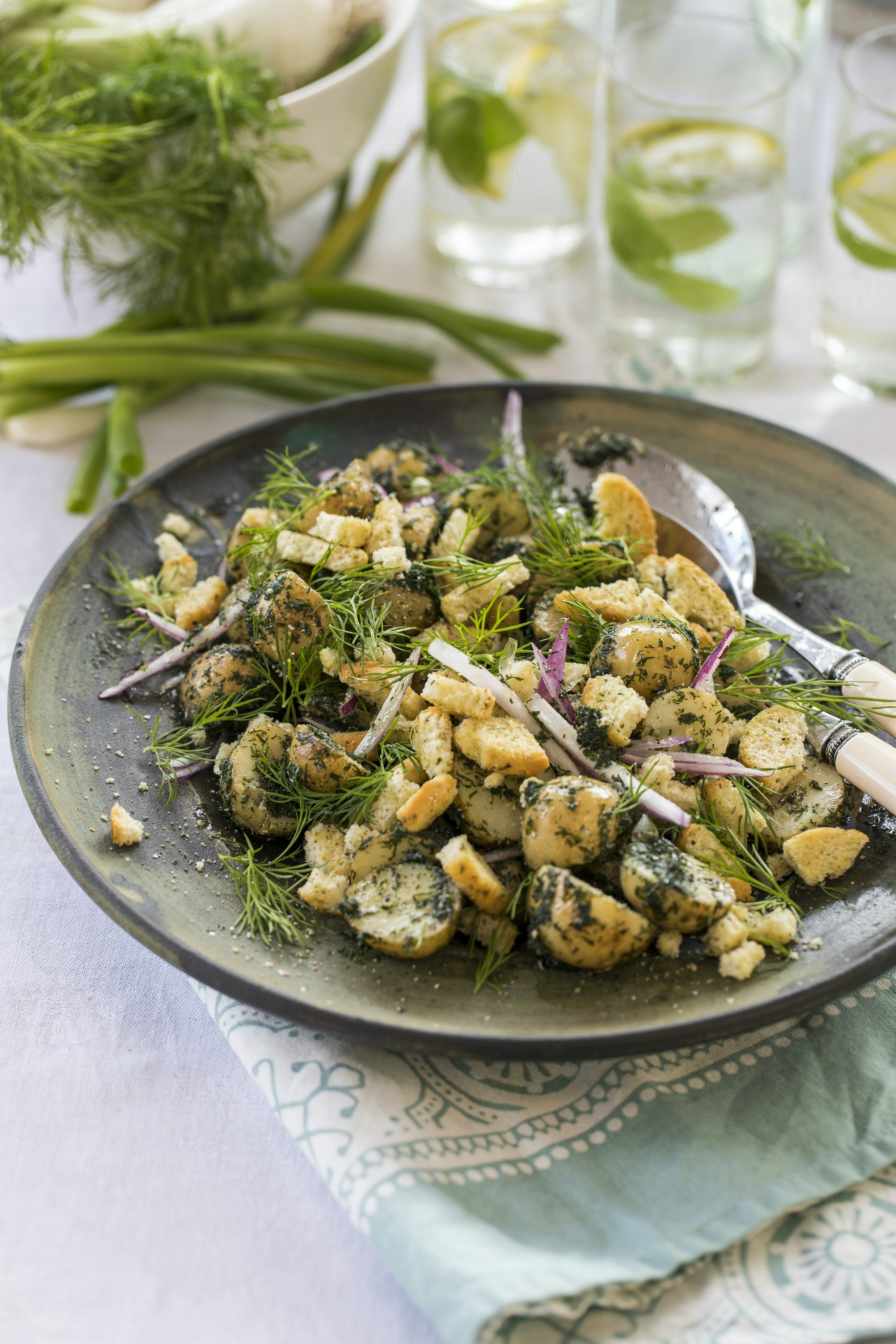 Potatissallad med dill och krutonger