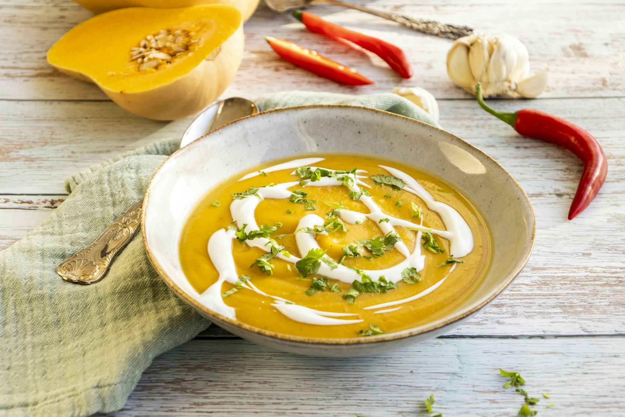 Pumpasoppa med vitlök, koriander och chili
