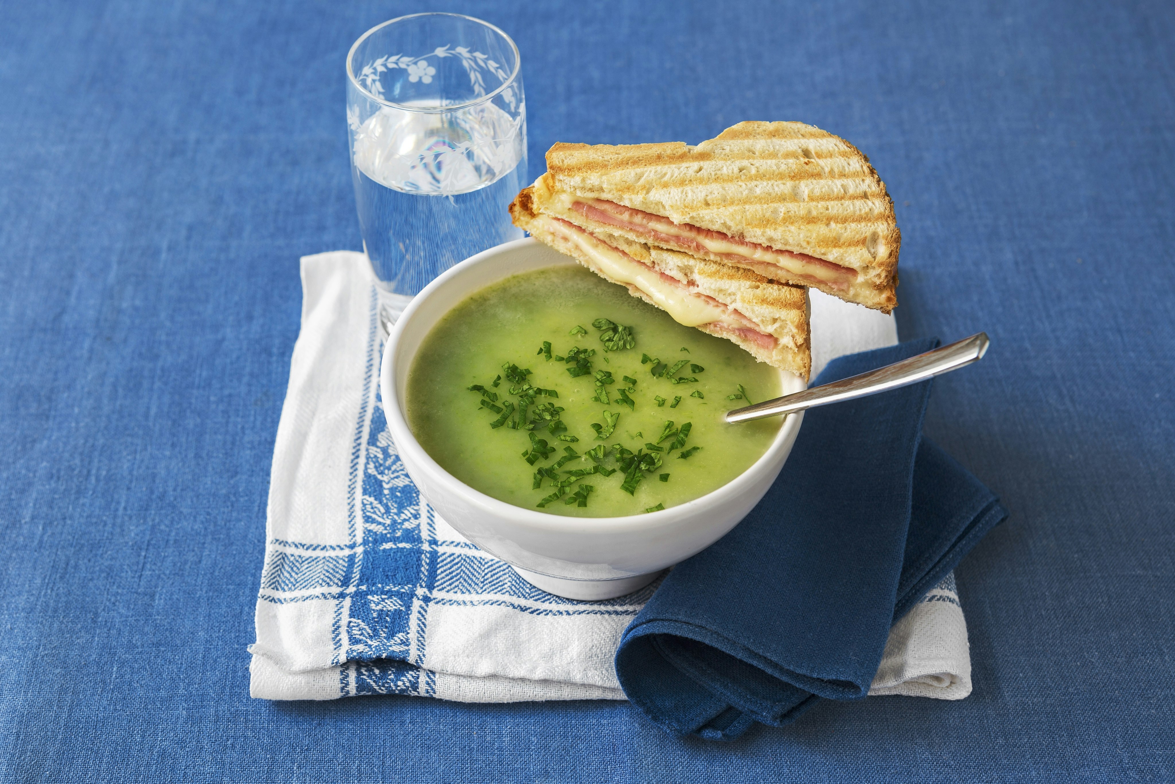 Potatis- och purjolökssoppa med varm macka