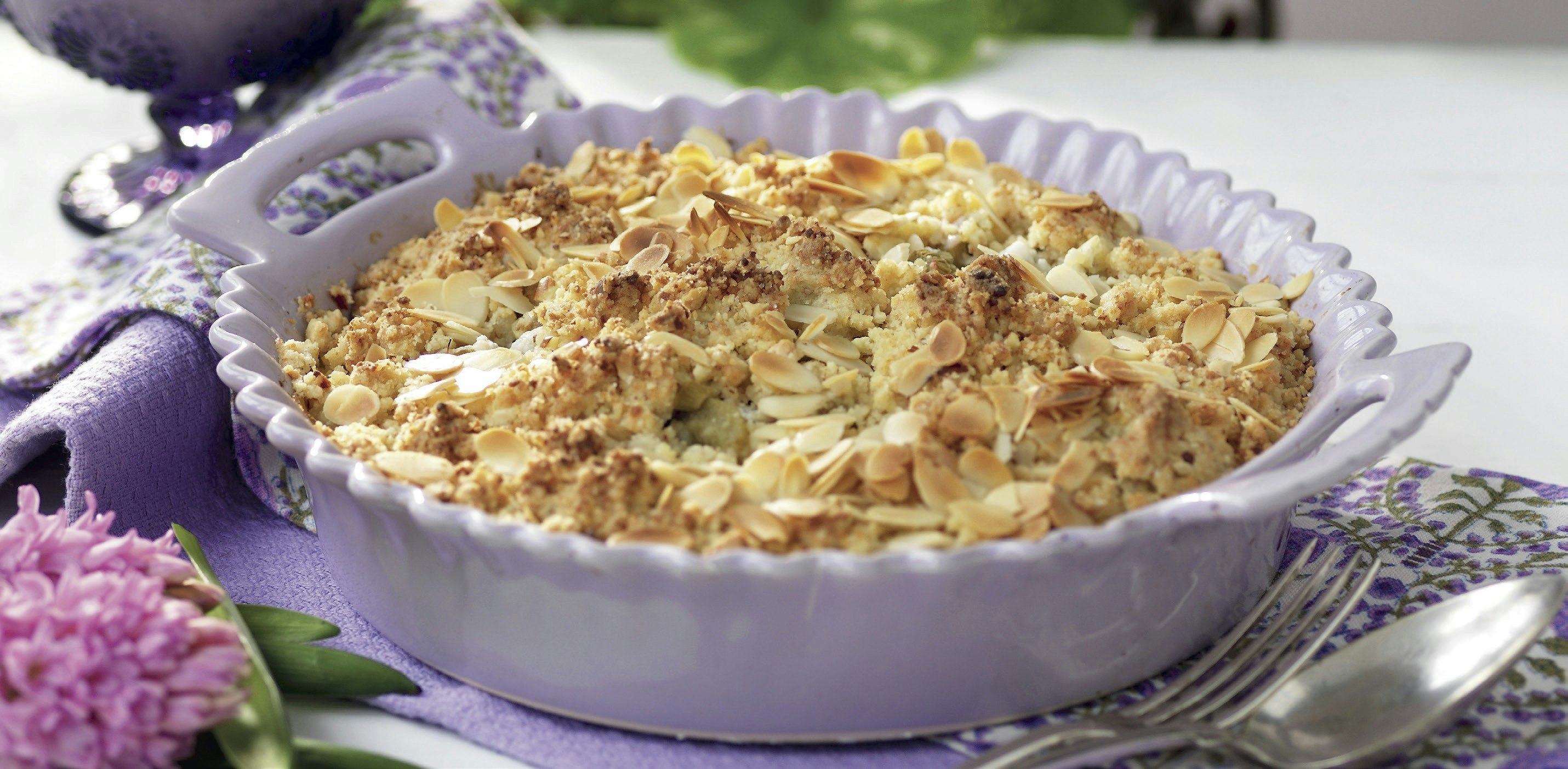 Rabarberpaj med mandelsmulor