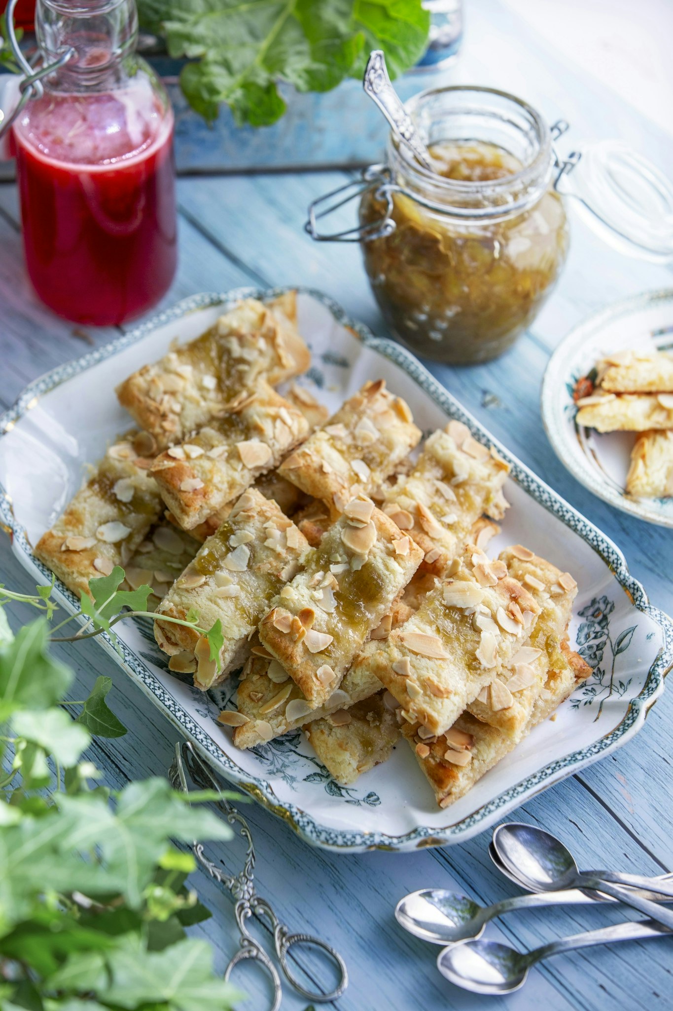 Rabarbersnittar med rostat mandelspån