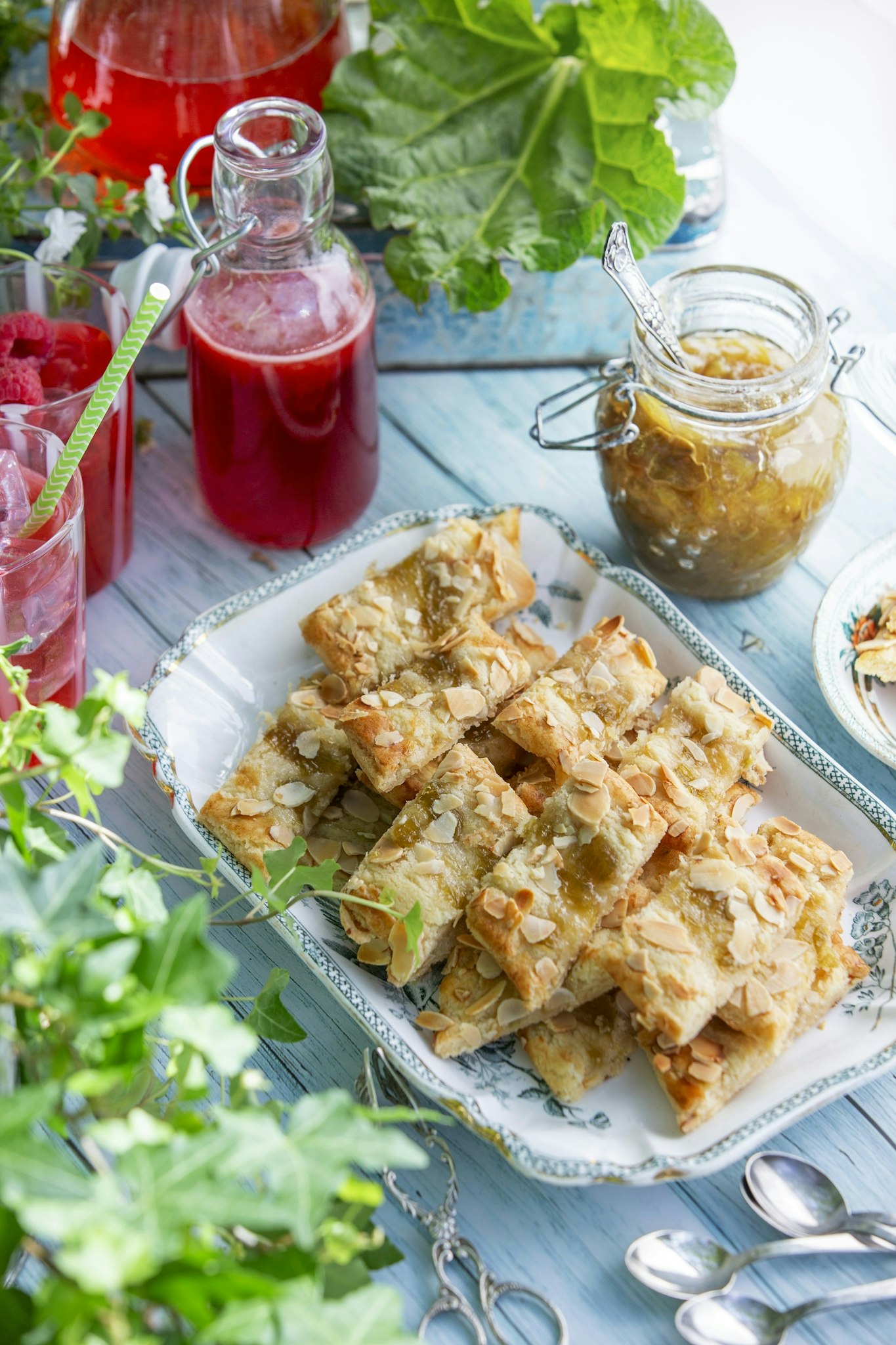 Rabarbersnittar med rostat mandelspån