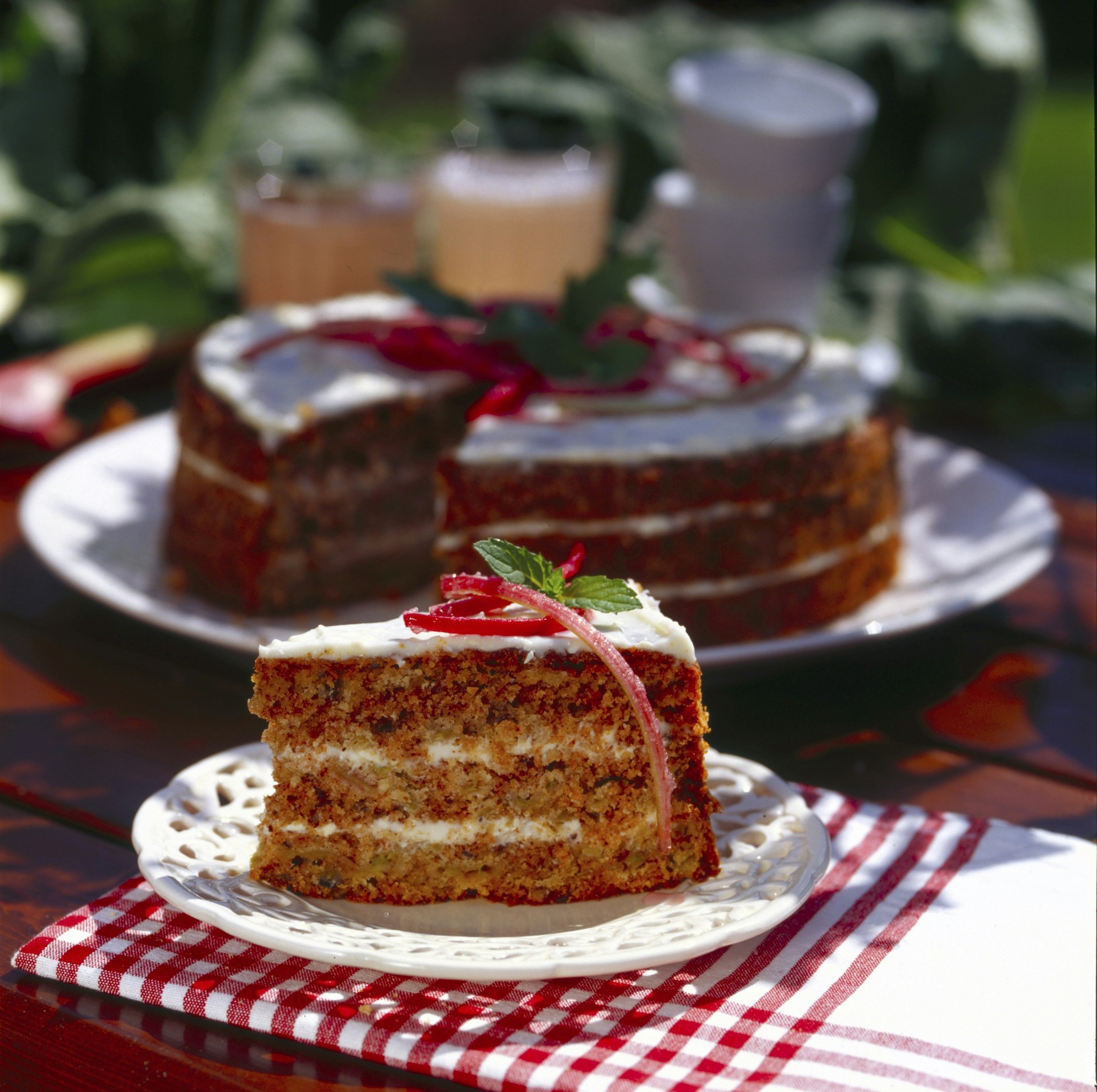 Rabarbertårta med philadelphiaost och nötter