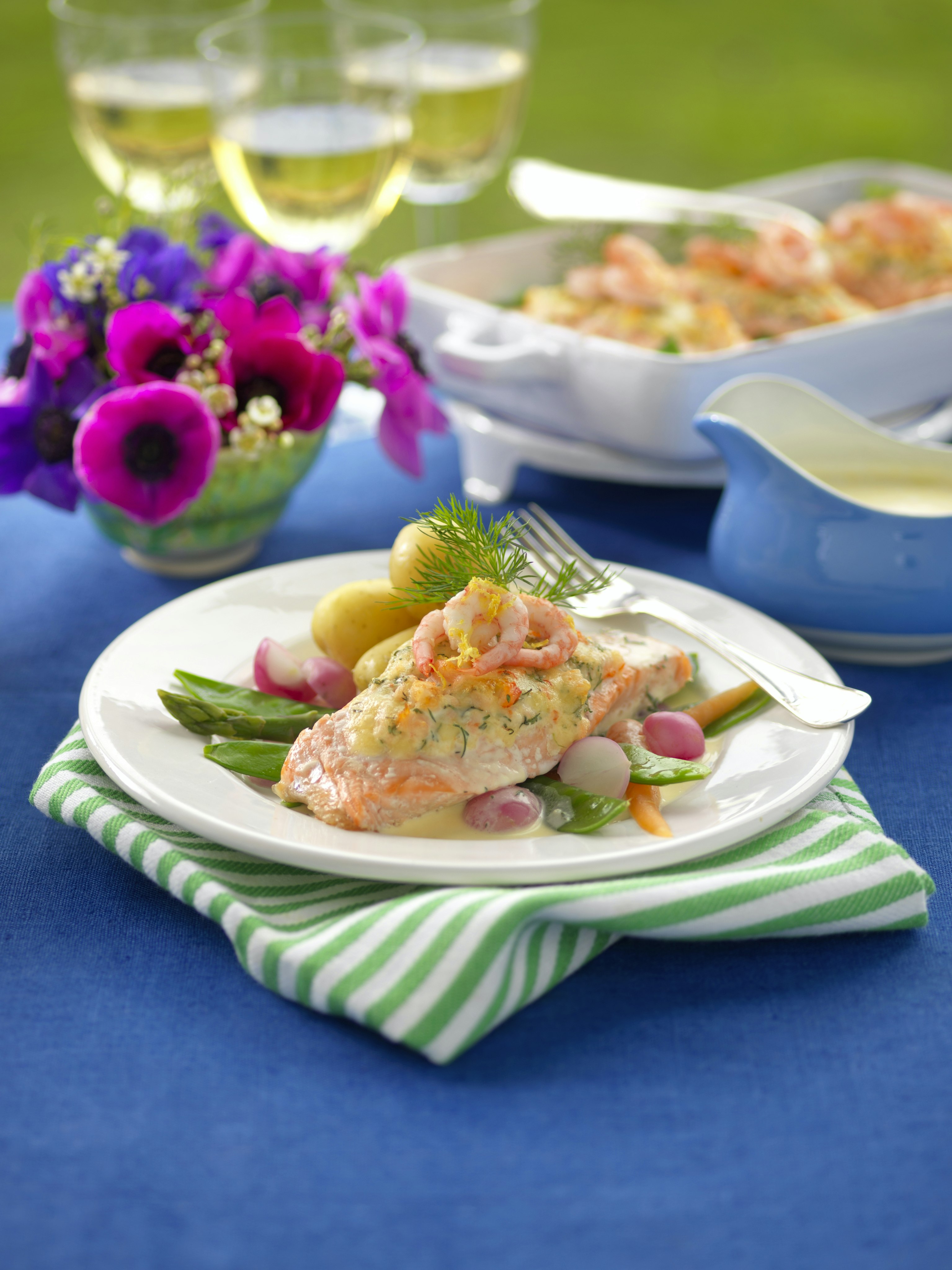 Räkfylld laxfilé med vitvinssås