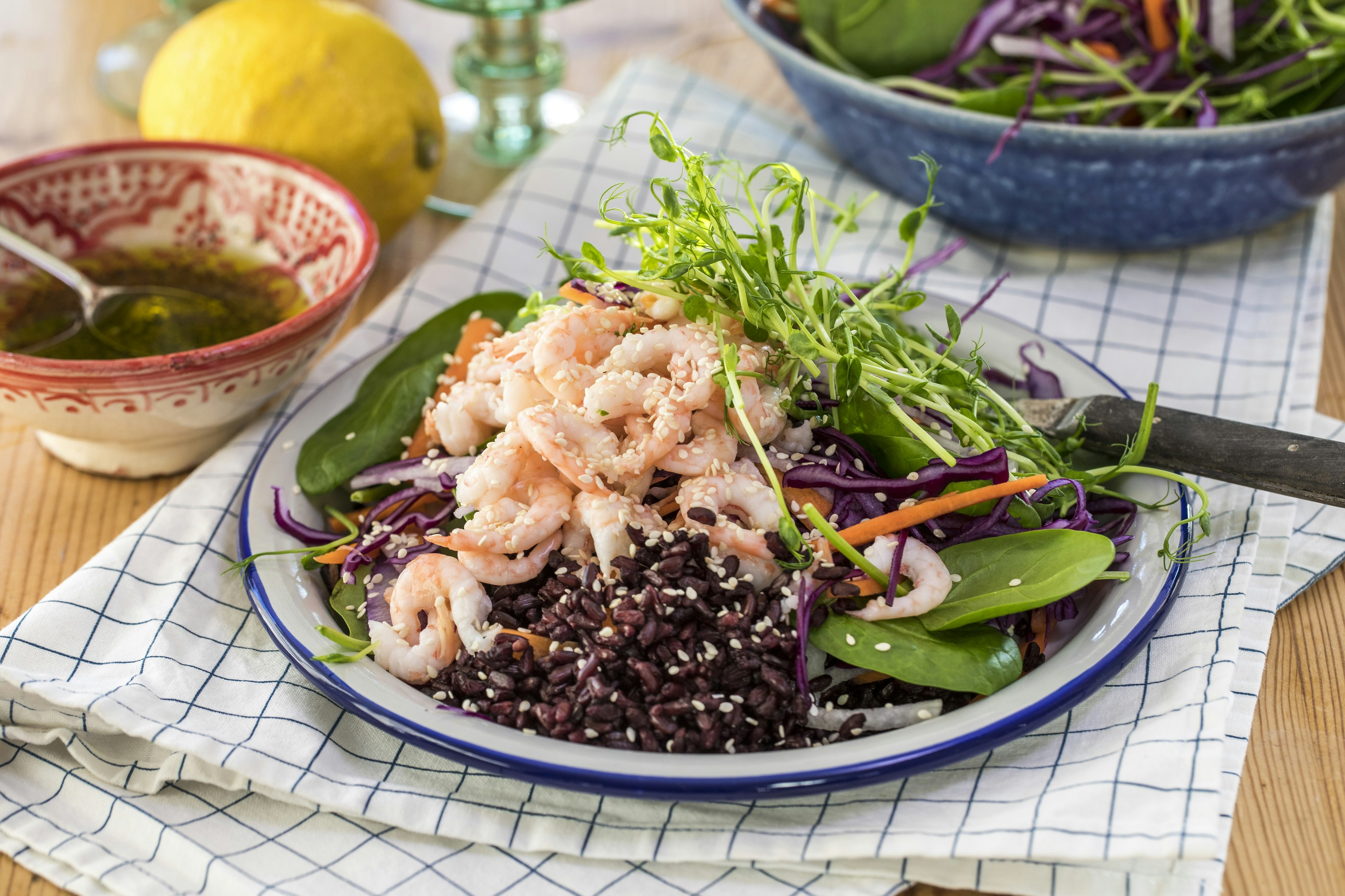 Råkostsallad med räkor och svart ris