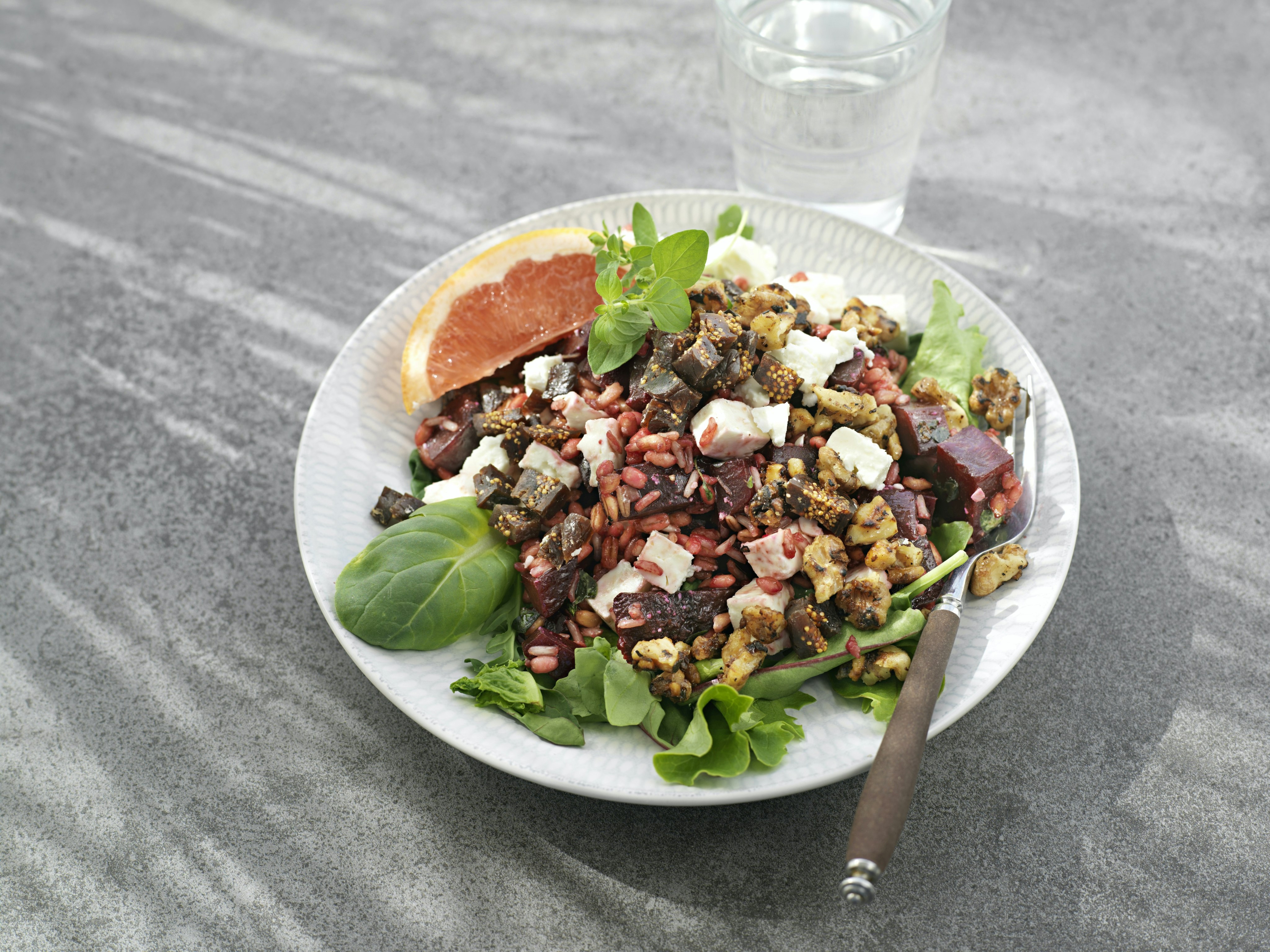 Rödbetssallad med fetaost och valnötter