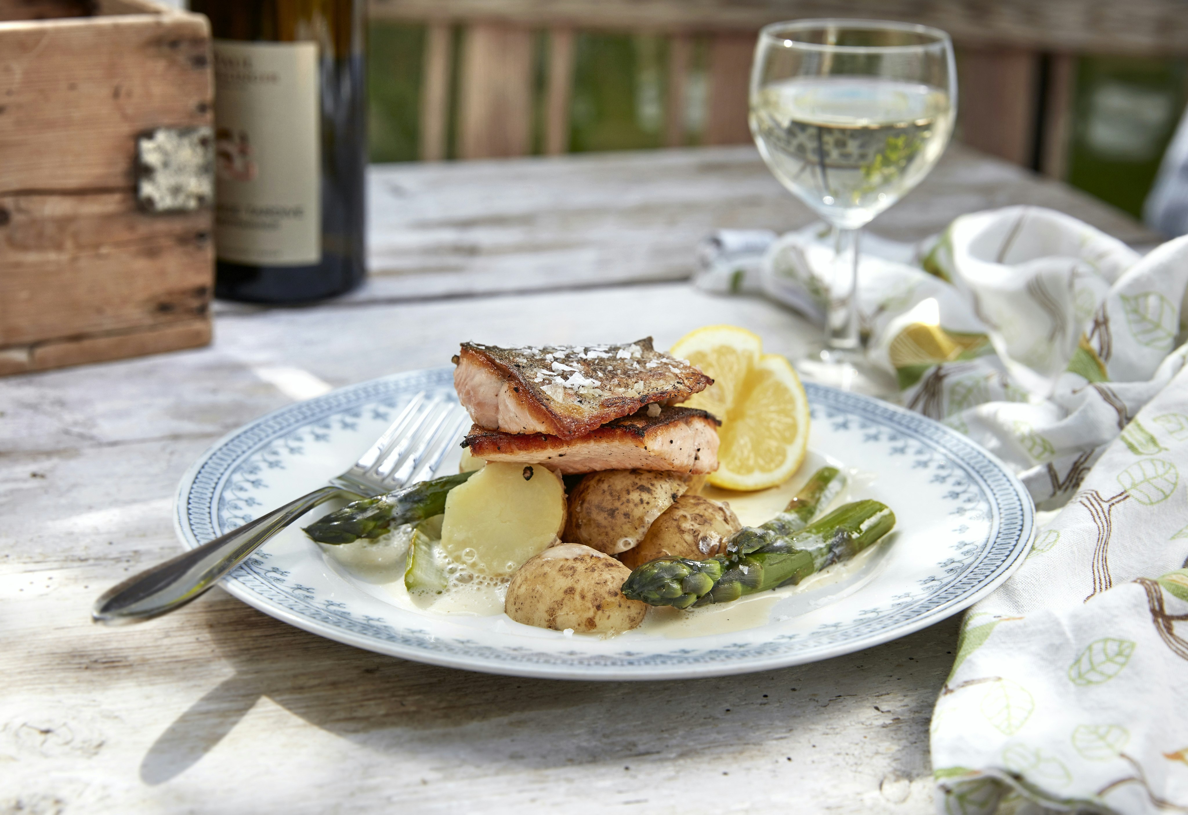 Rödingfilé med sparris, färskpotatis och vitvinssås