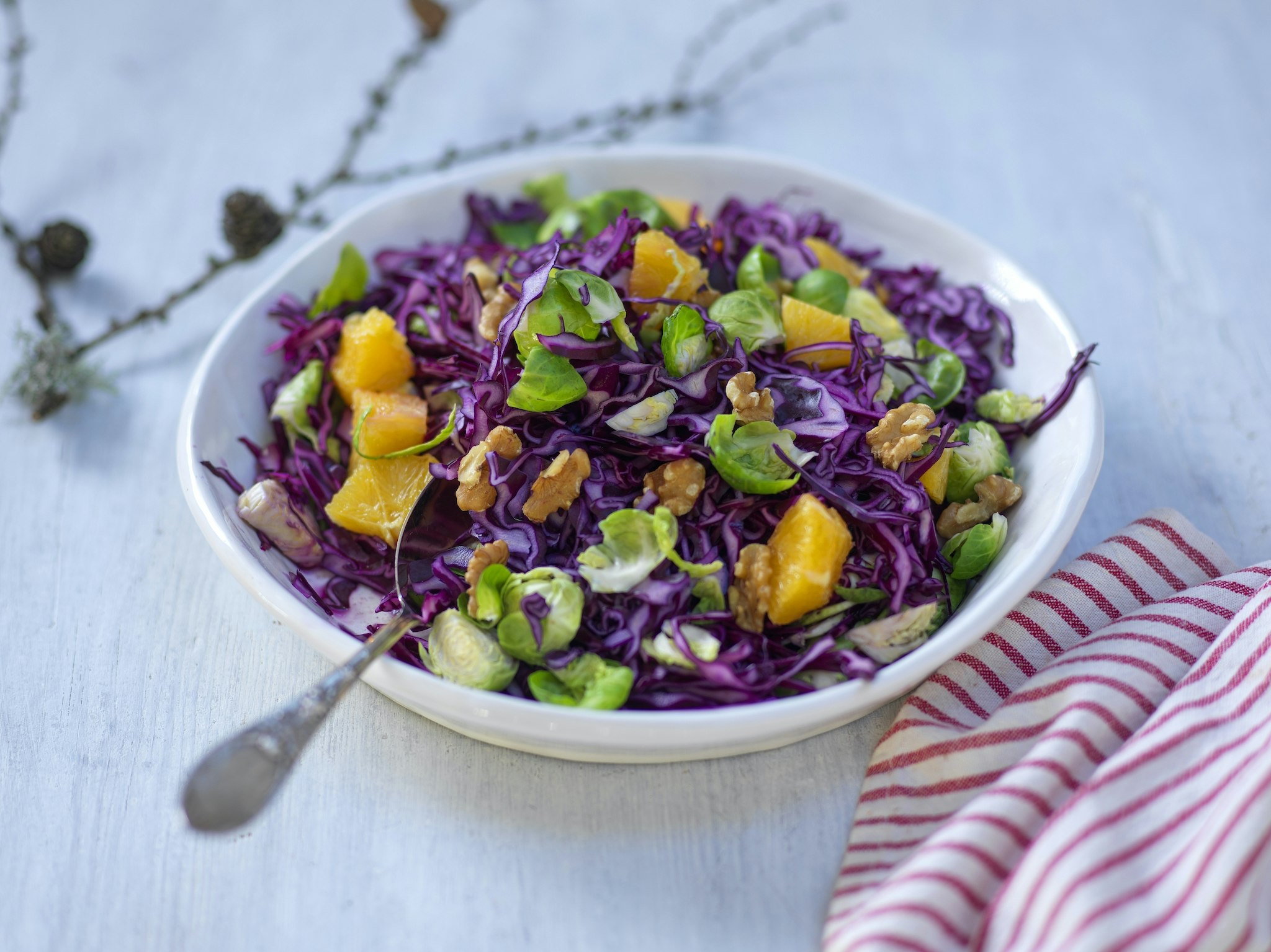 Rödkålssallad med apelsin och valnötter