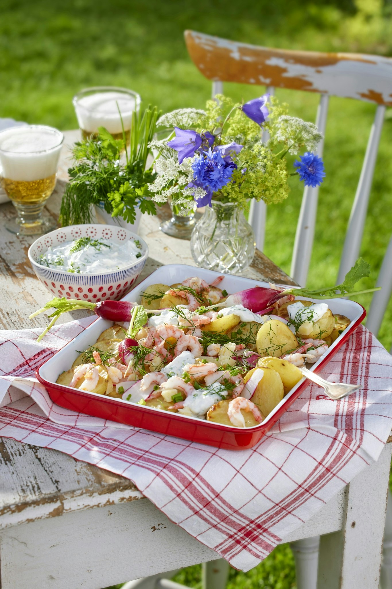 Rostad färskpotatis med räkor och örtdipp