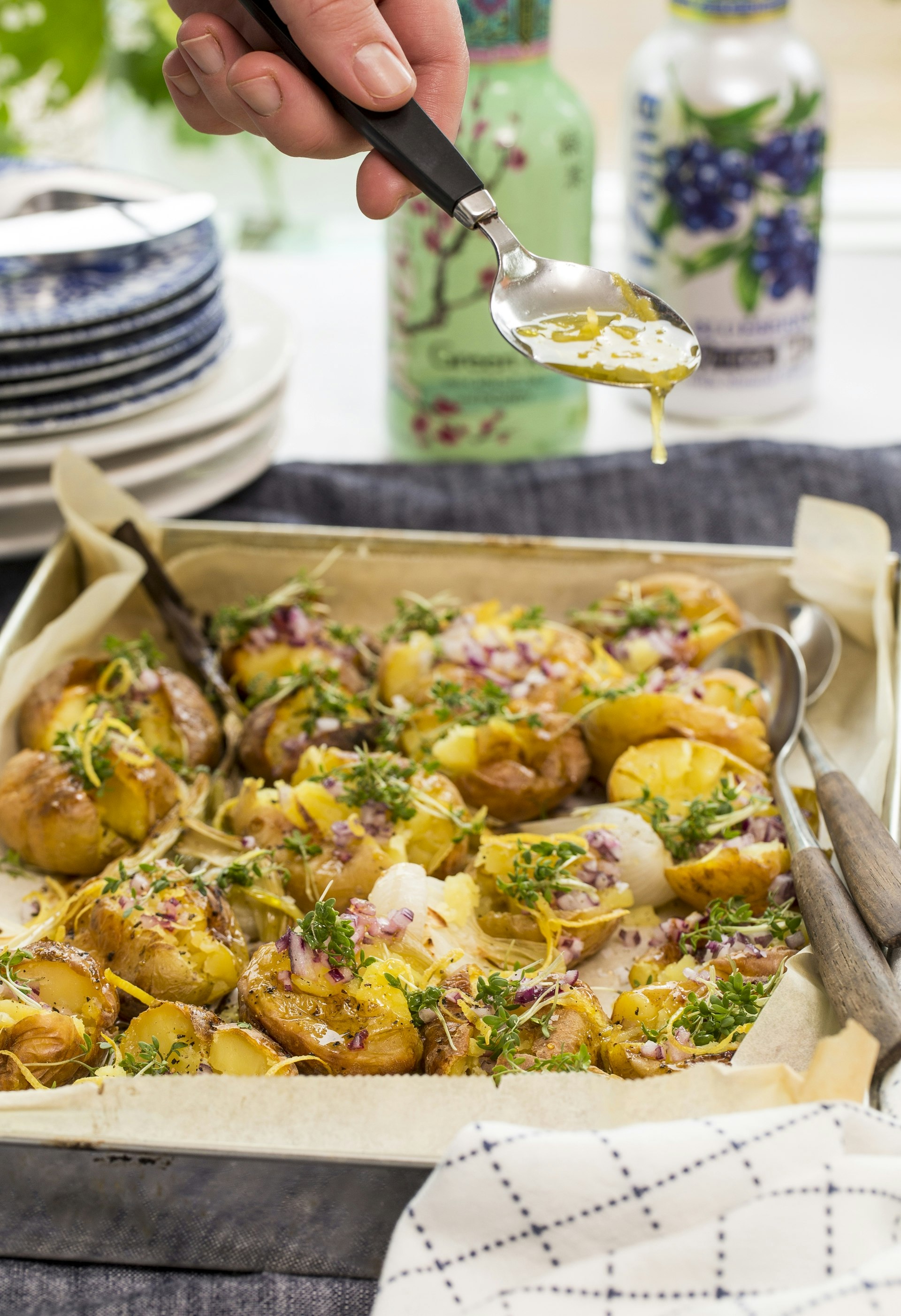 Rostad nypotatis med citrondressing, rödlök och krasse
