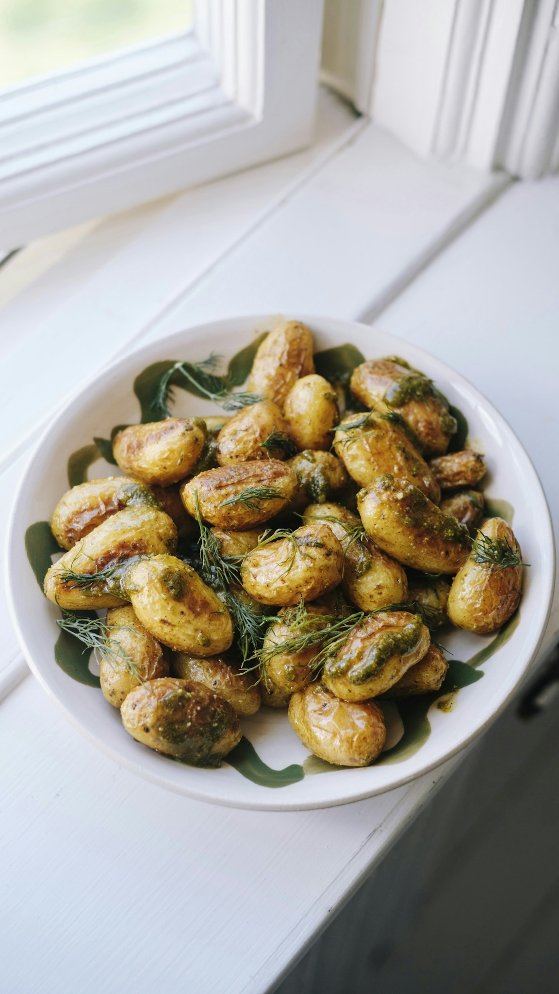 Rostad potatissallad med dill- och pistagepesto