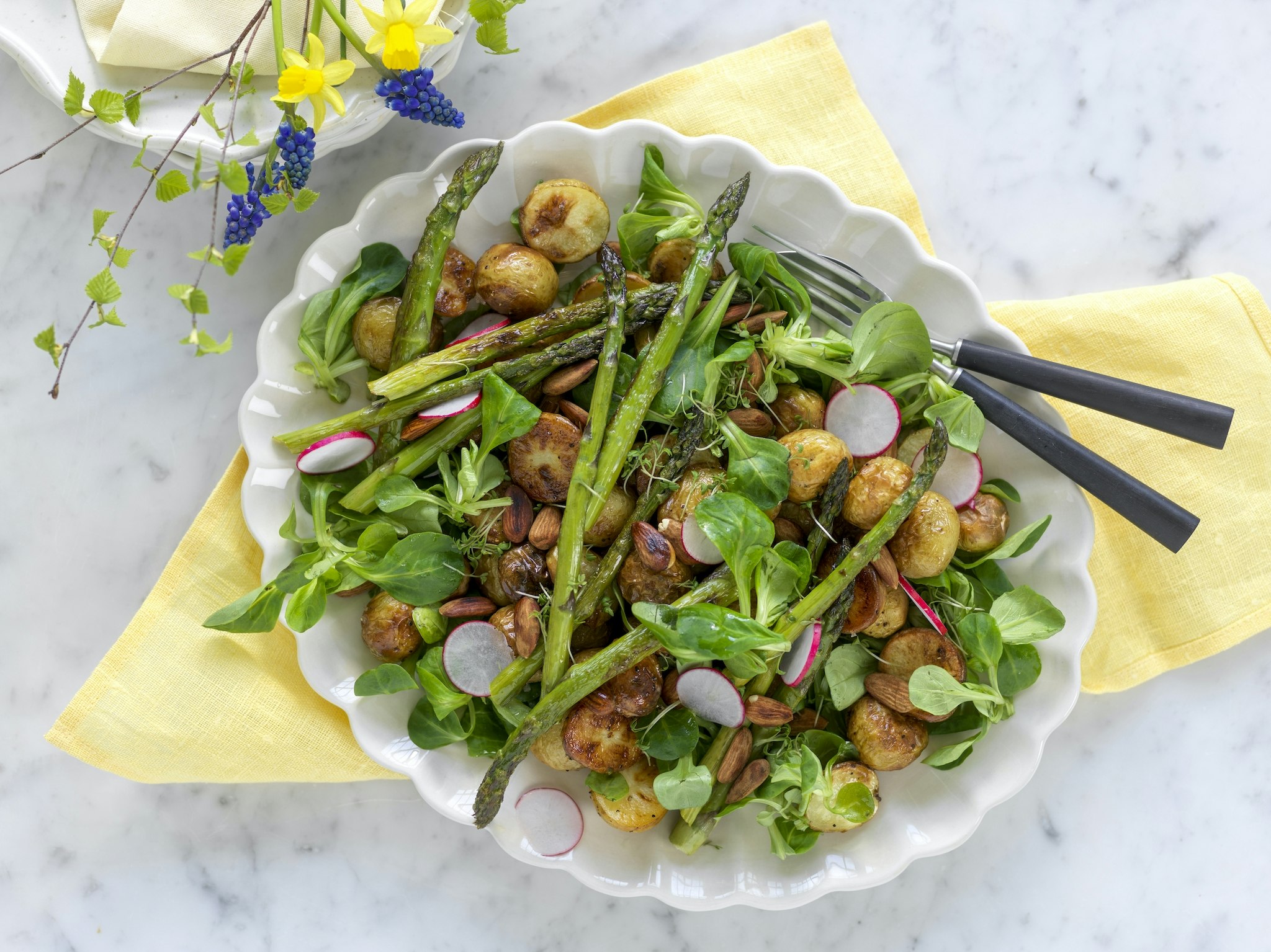 Rostad potatissallad med sparris och mandel