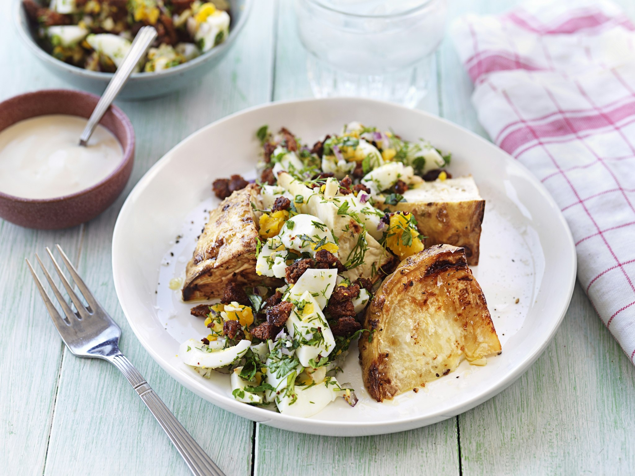 Rostad rotselleri med äggsallad