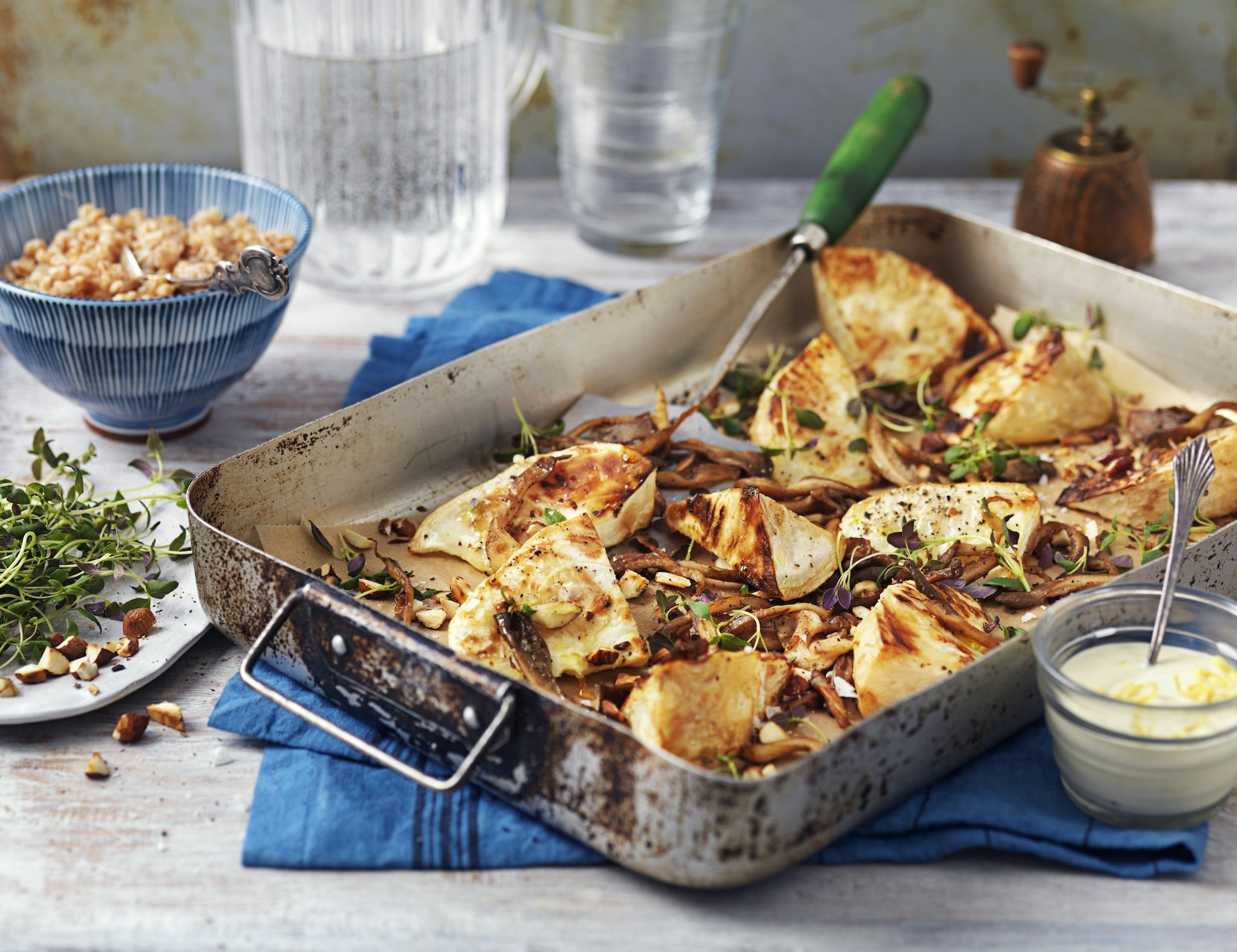 Rostad rotselleri och stekt svamp