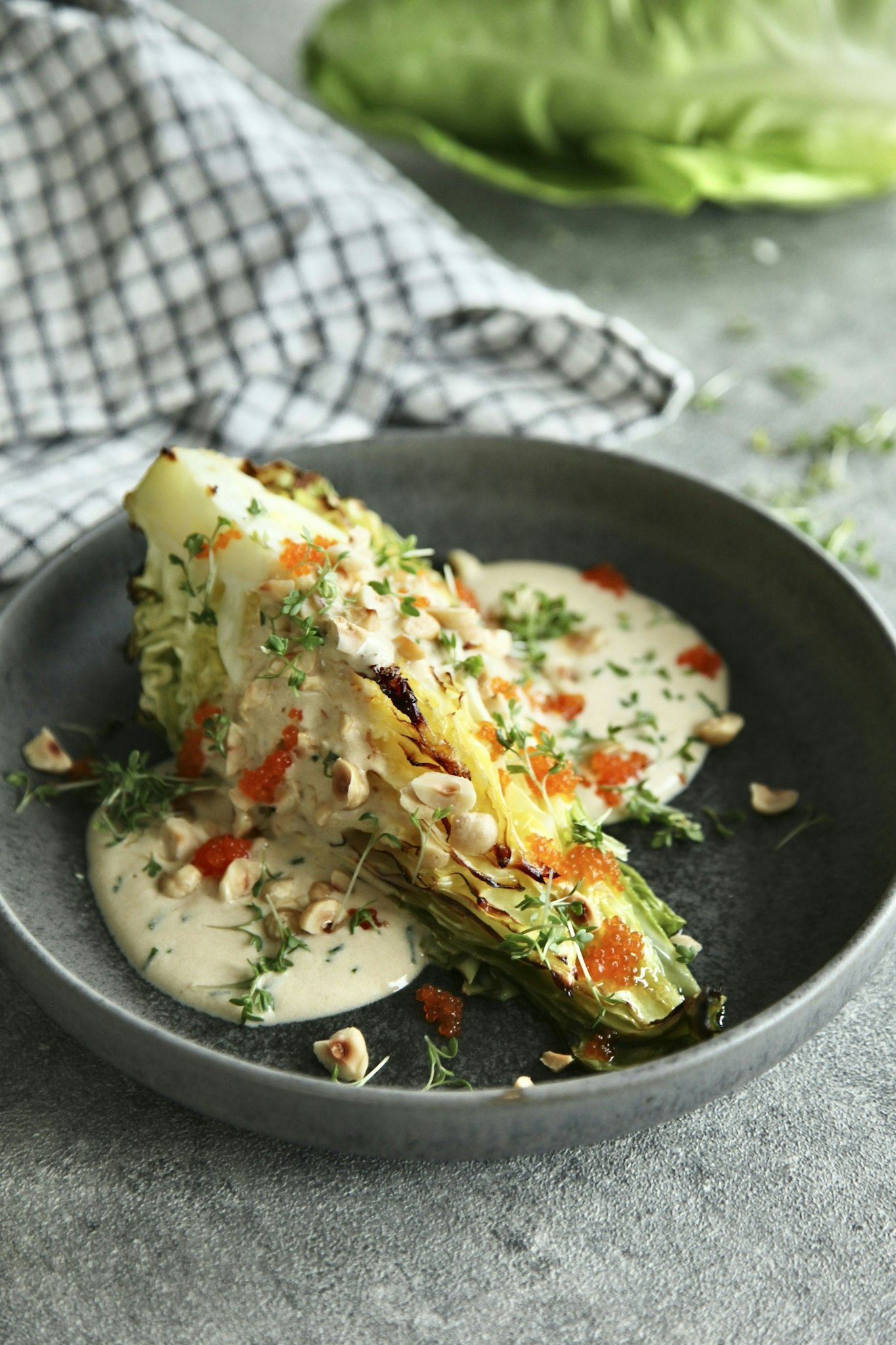 Rostad spetskål med brynt smörsås och hasselnötter