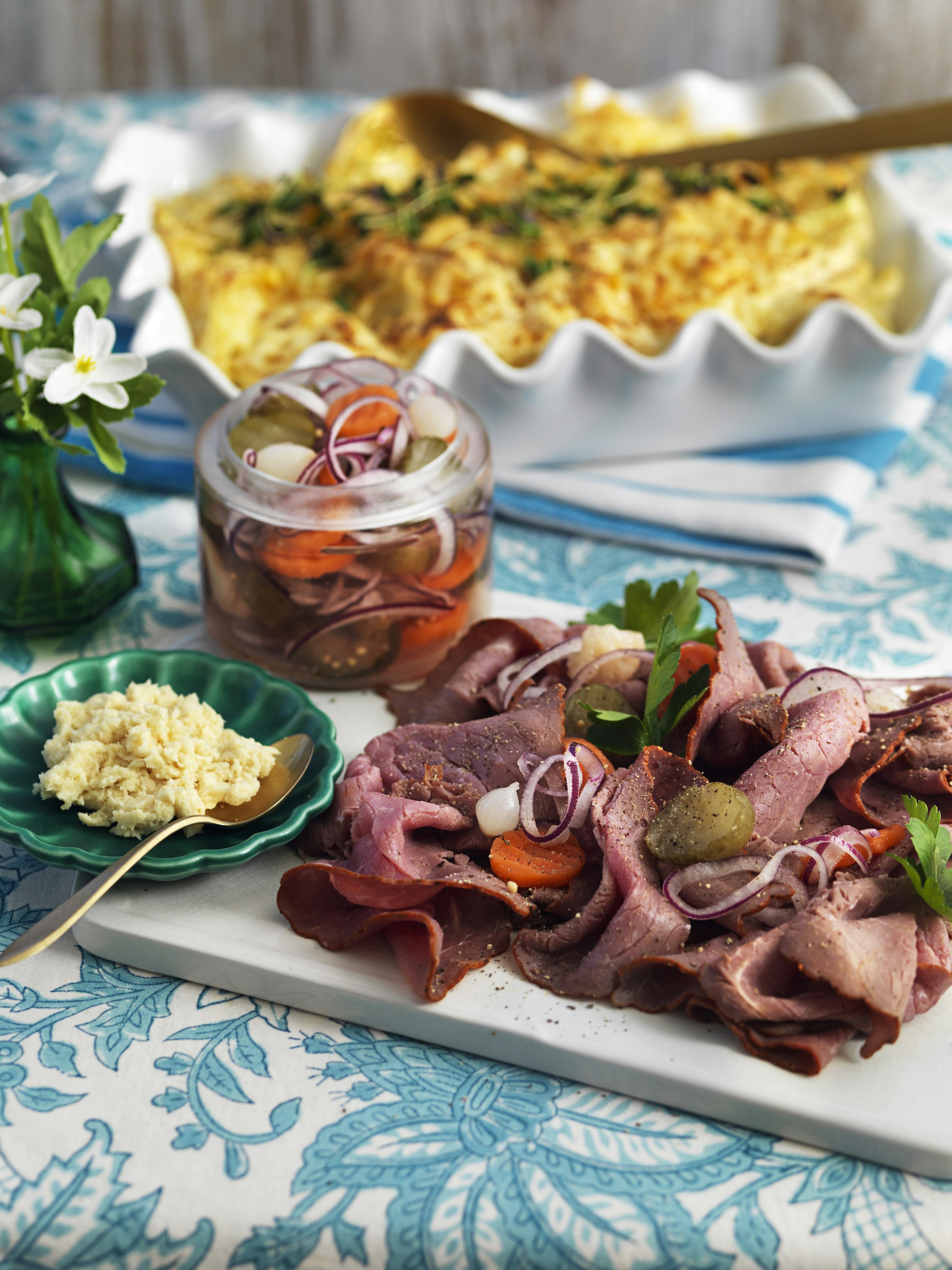 Rostbiff med potatisgratäng och pepparrot